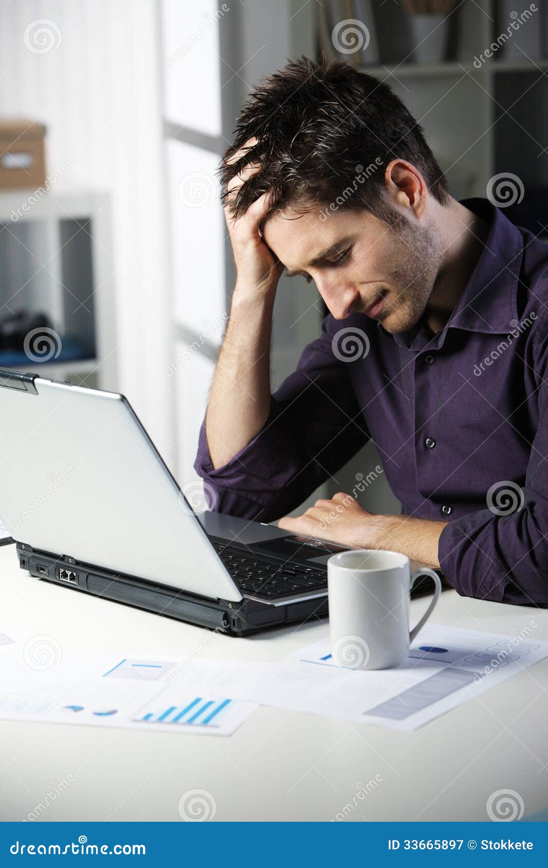 Ziek En Vermoeid Van Het Bestuderen Stock Afbeelding - Image of ...