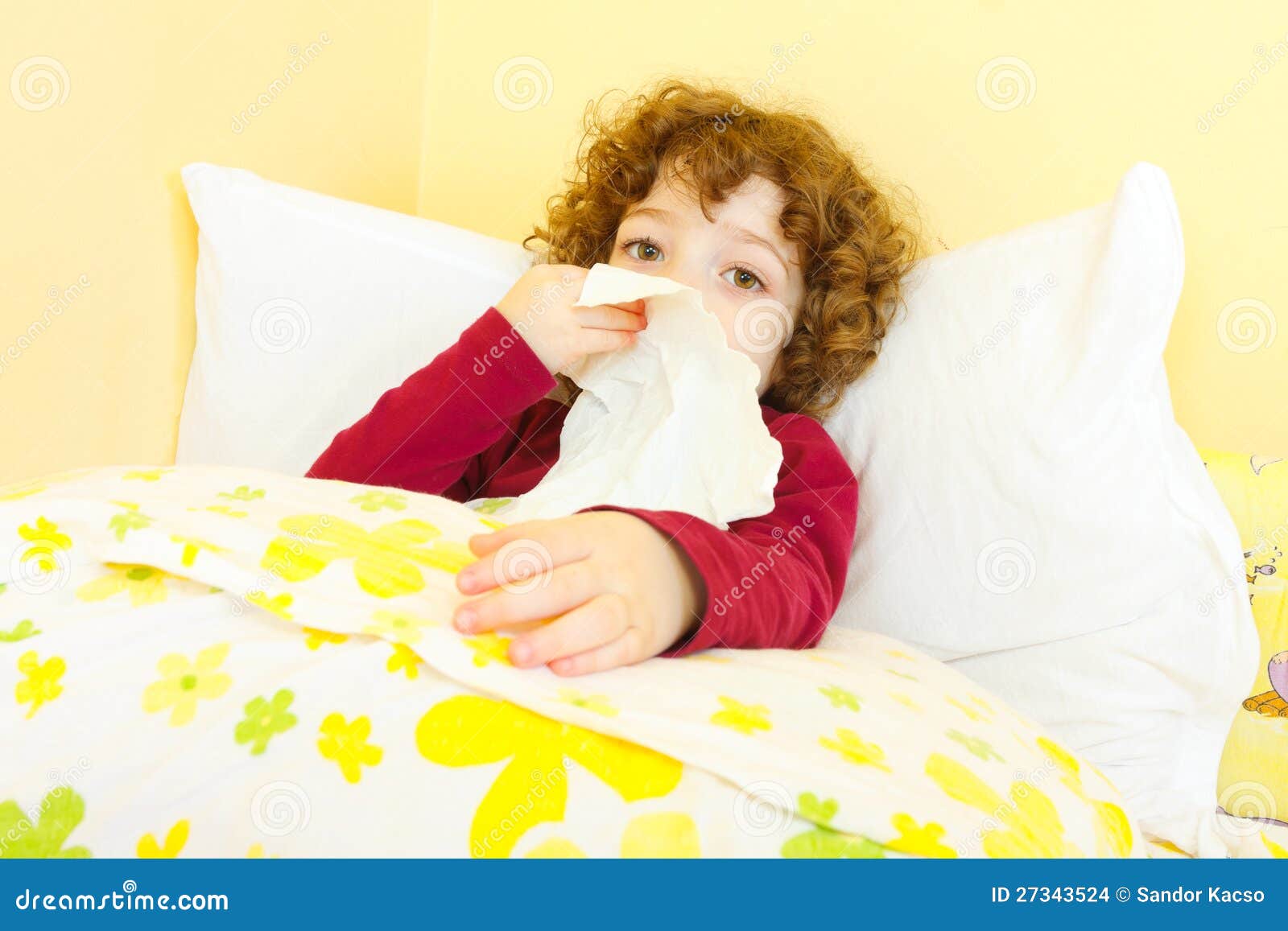 Ziek Kind in Bed Dat Haar Neus Blaast Stock Foto - Image of dekbed ...