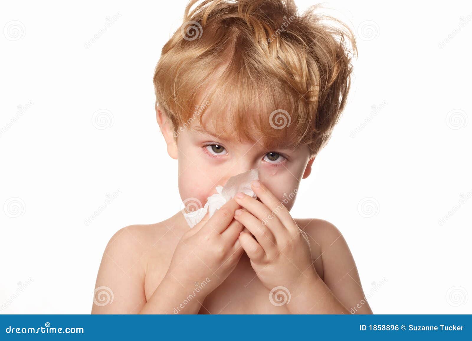 Ziek Kind Dat Zijn Neus Afveegt Stock Foto - Image of ogen, lichaam ...