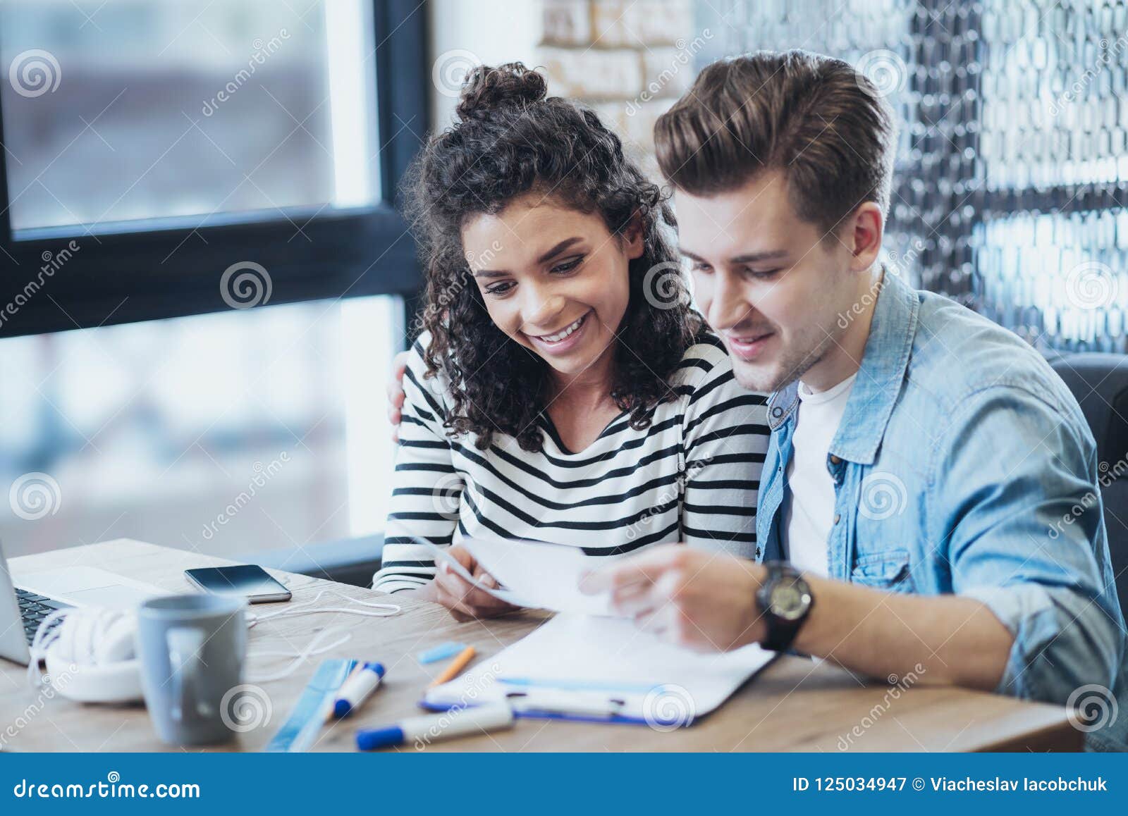 Ziemlich Zwei Studenten, Die Plan Nachforschen Stockbild - Bild von ...