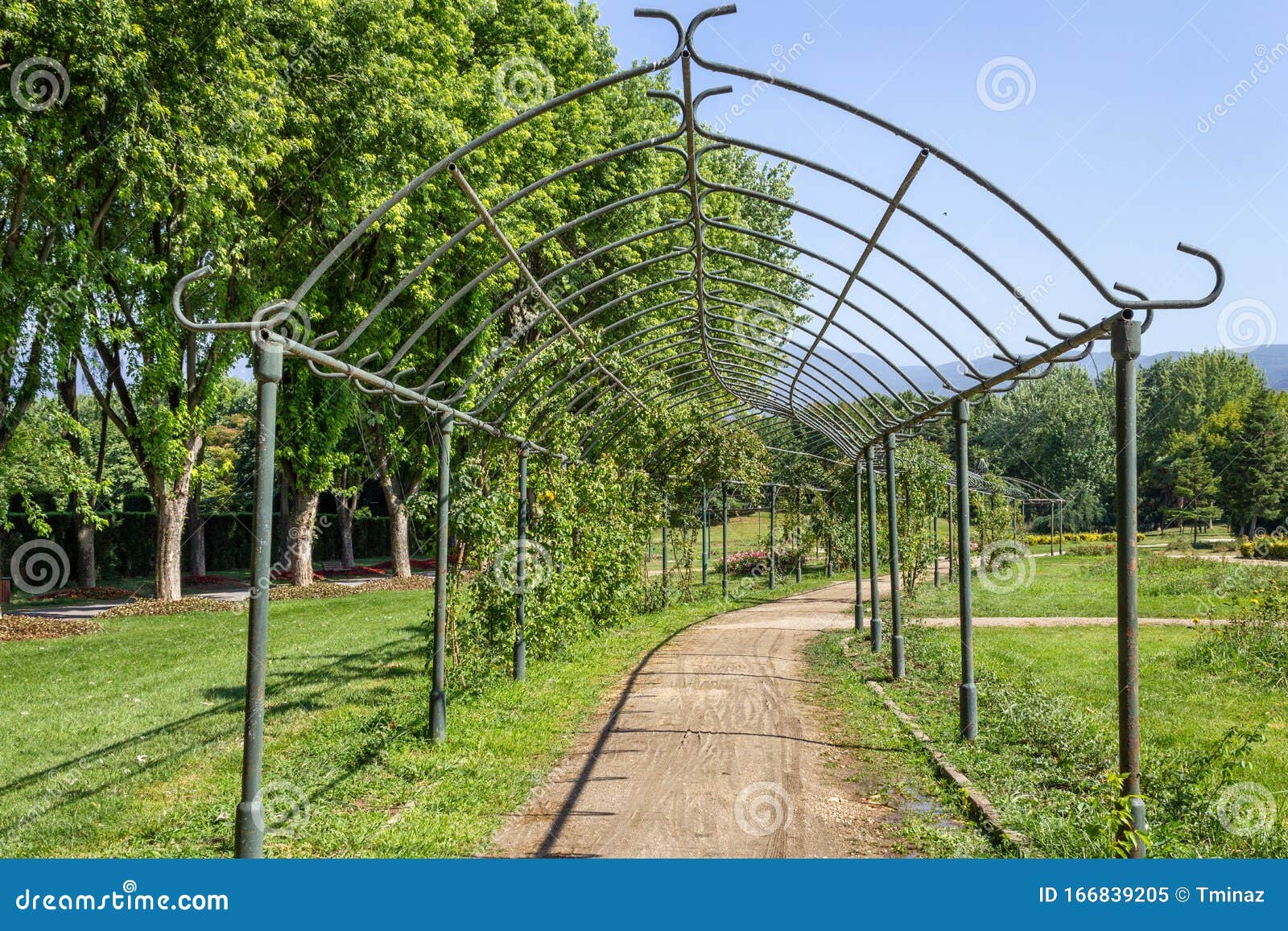Ziergarten-Eisengitter-Rundweg Stockbild - Bild von bogen, frech: 166839205