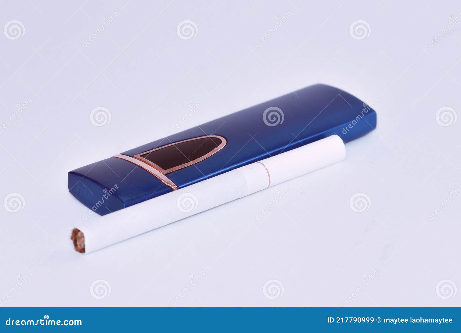 Zigarette Und Feuerzeug Auf Weißem Hintergrund. Stockbild - Bild von ...