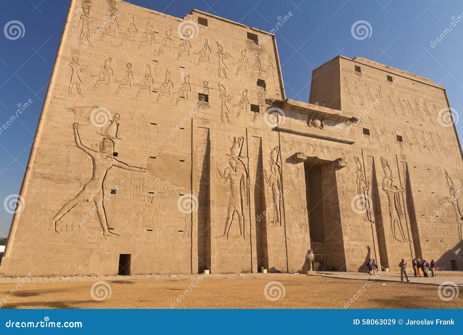 Zijaanzicht Van De Edfu-tempel in Egypte Redactionele Stock Afbeelding ...