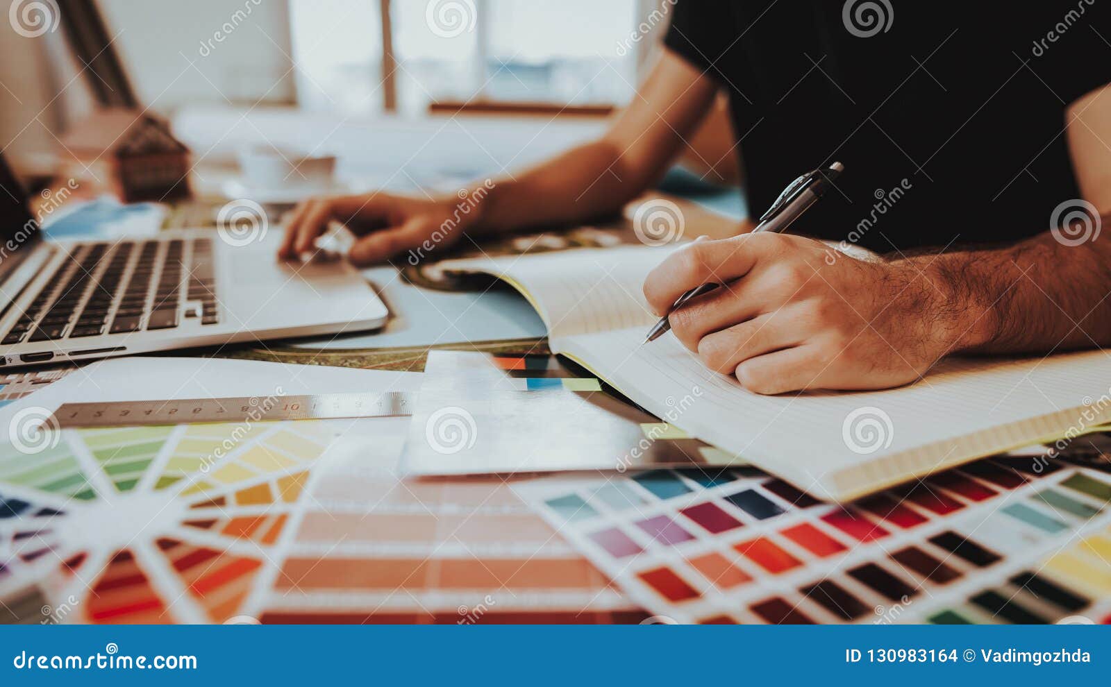 Zijaanzicht Van Grafische Ontwerper Working Op Project Stock Foto ...