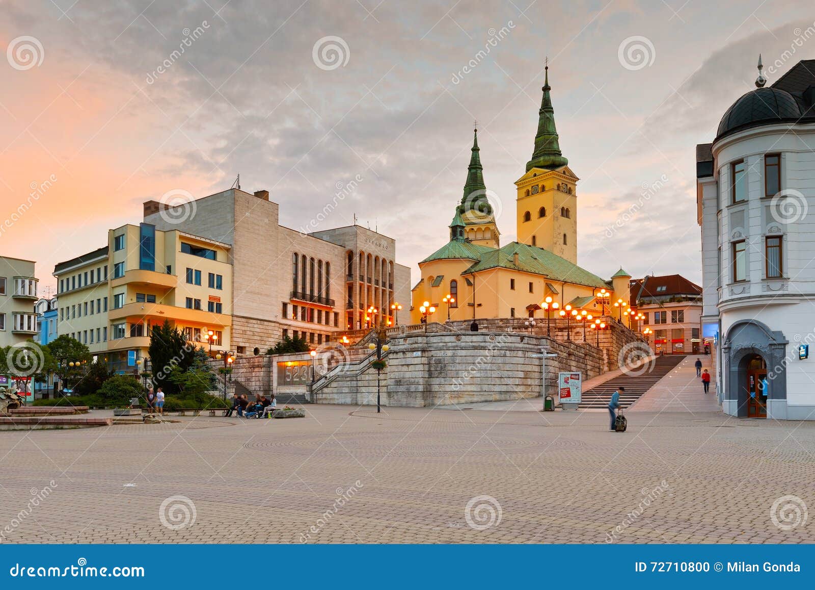 Zilina redaktionelles bild. Bild von sonnenuntergang - 72710800