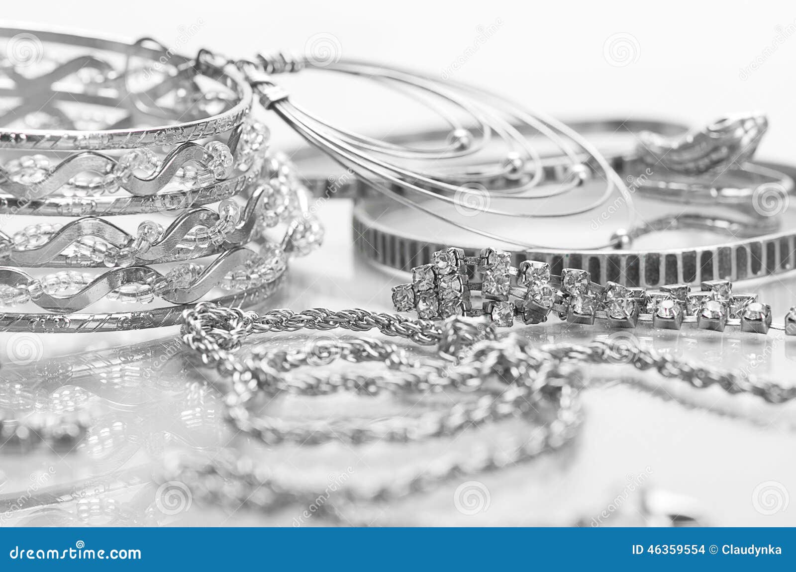 Zilveren juwelen stock foto. Afbeelding bestaande uit ornament - 46359554