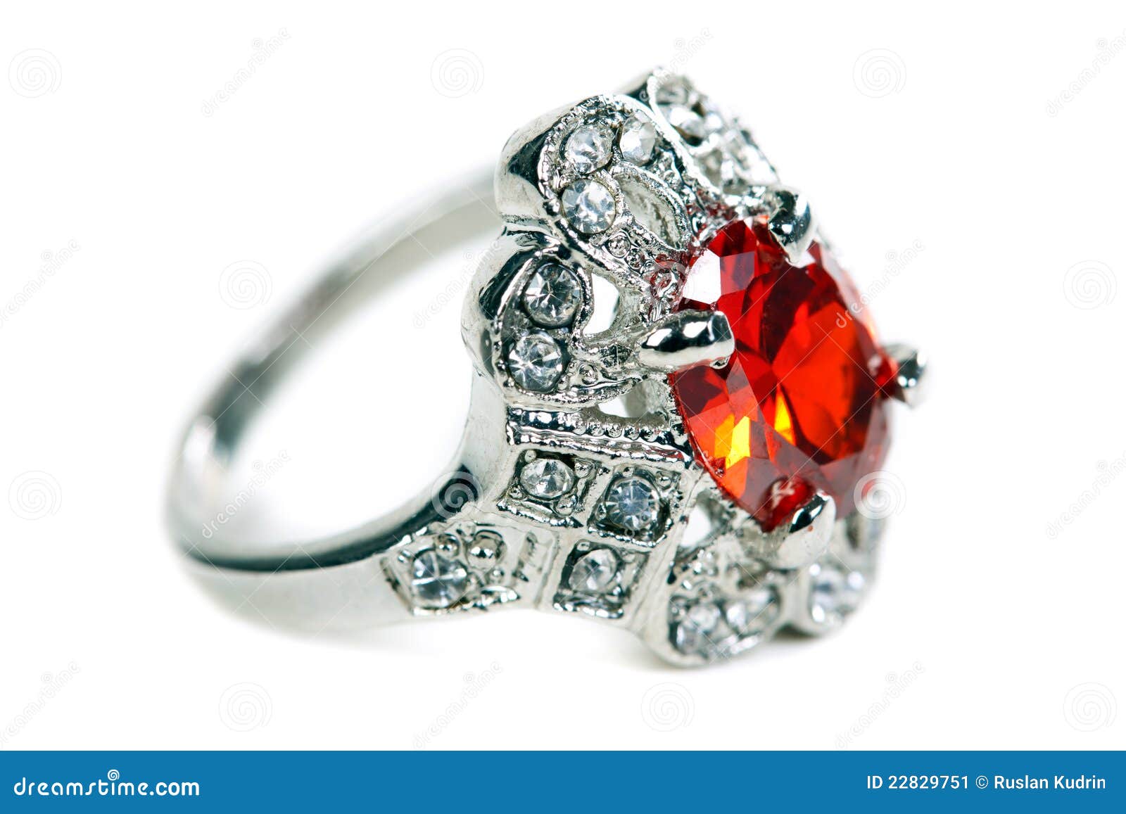 Zilveren Ring Met Rode Steen Stock Afbeelding - Image of karaat, macro ...