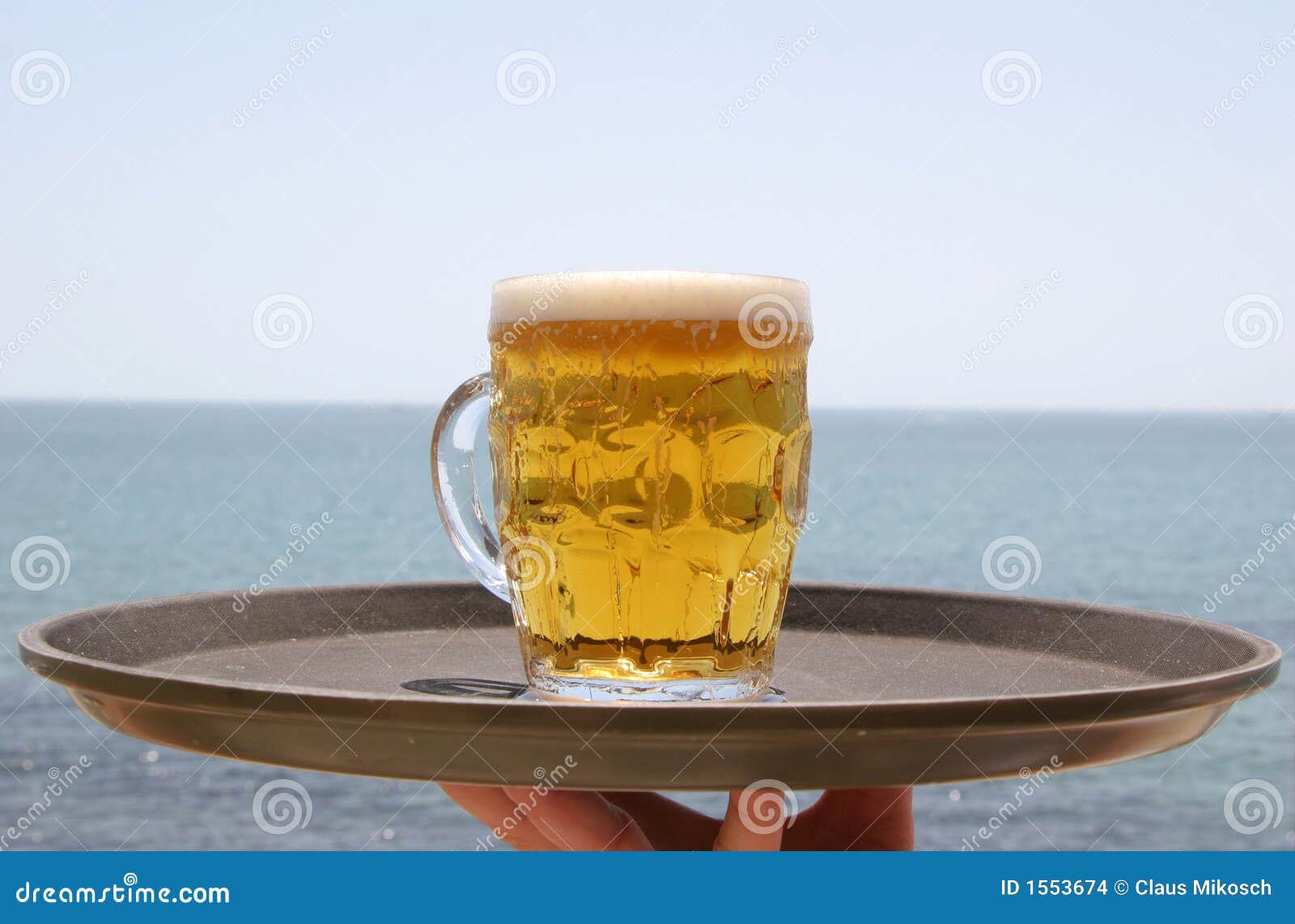 Zimne piwo zdjęcie stock. Obraz złożonej z jugful, morze - 1553674