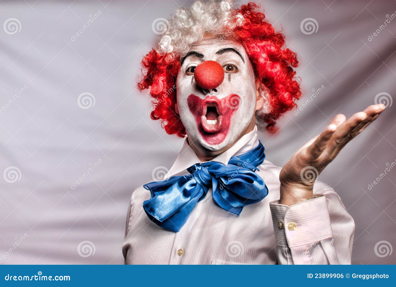 Zingende clown stock foto. Image of zingen, circus, achtergrond - 23899906