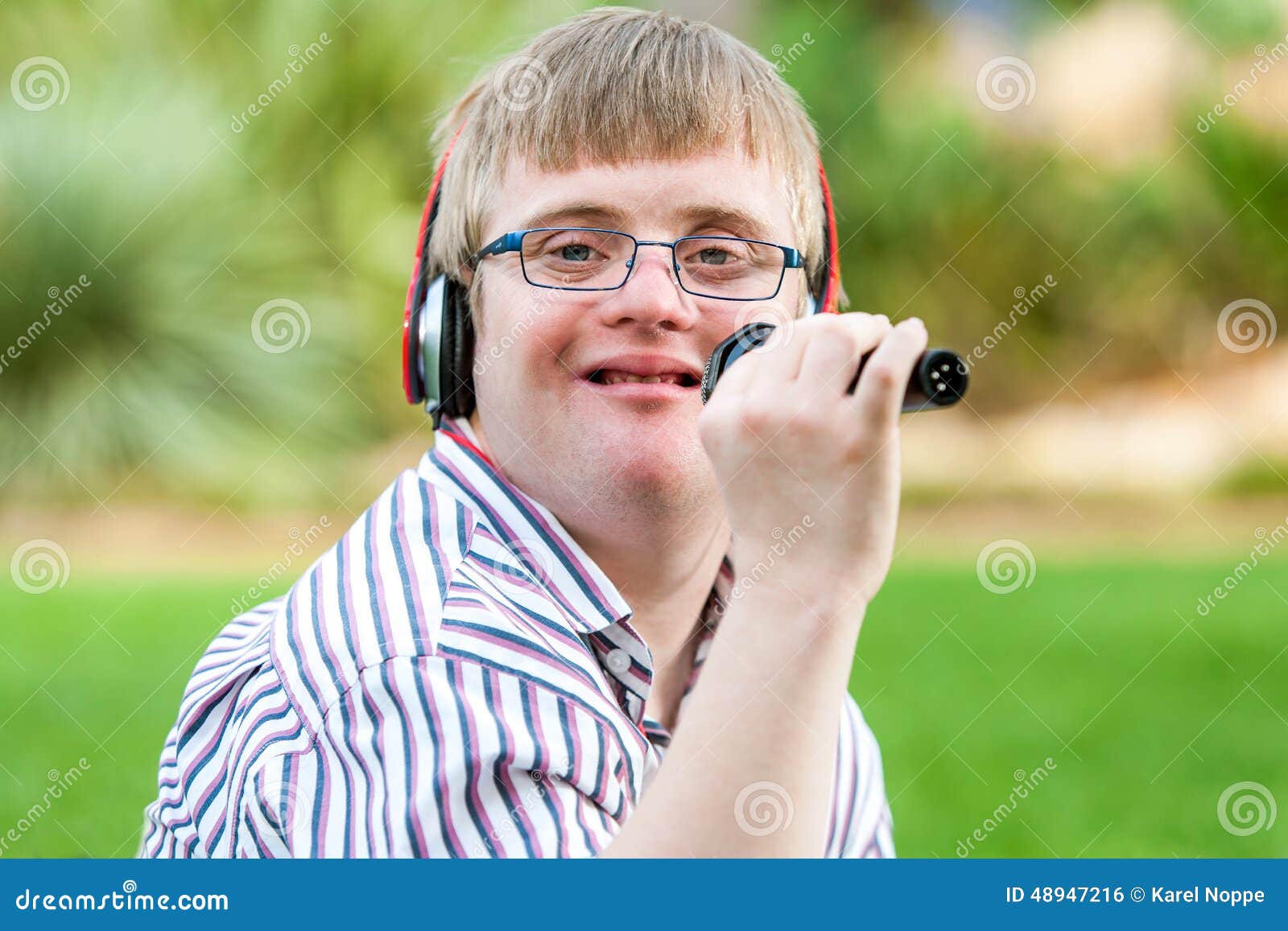 Zingende Gehandicapte Jongen Stock Foto - Image of persoon, blij: 48947216