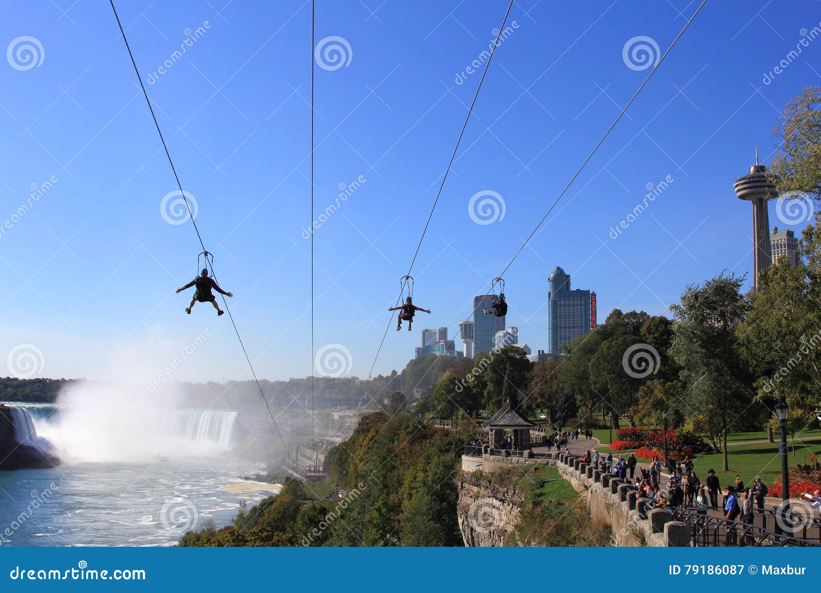 ZIPLINING EN NIAGARA FALLS fotografía editorial. Imagen de lanzamiento ...
