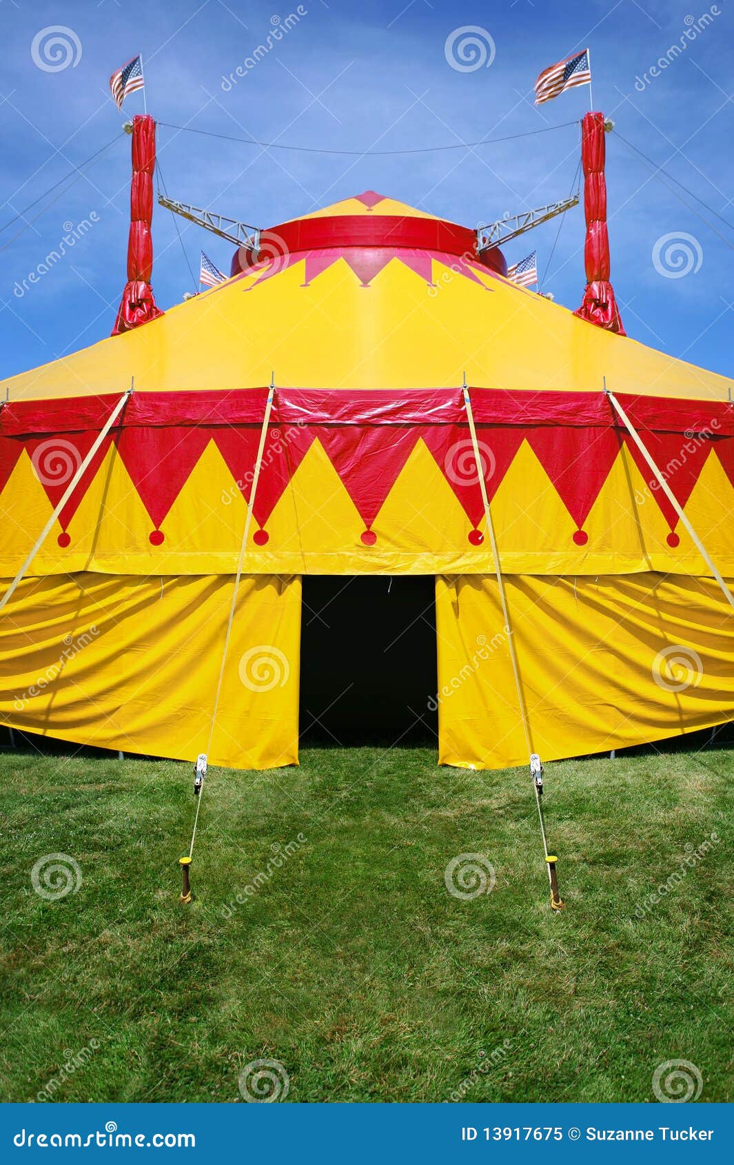 Zirkuszelt stockbild. Bild von nostalgie, oberseite, unterhaltung ...