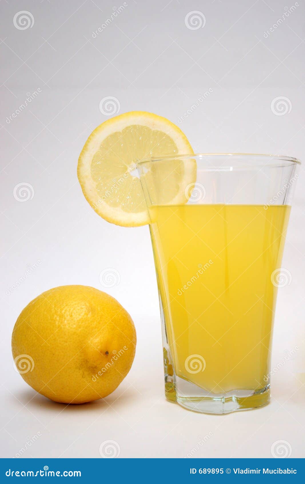ZITRONE, LIMONADE stockbild. Bild von limonade, gelb, saft - 689895