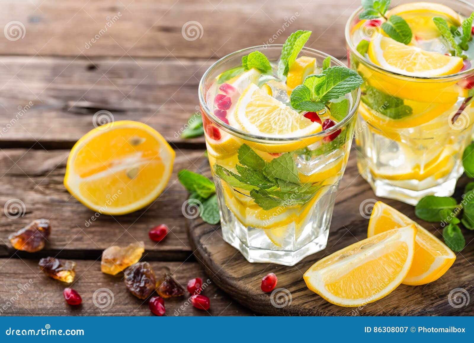 Zitrone Mojito Cocktail Mit Minze Und Granatapfel Stockbild - Bild von ...