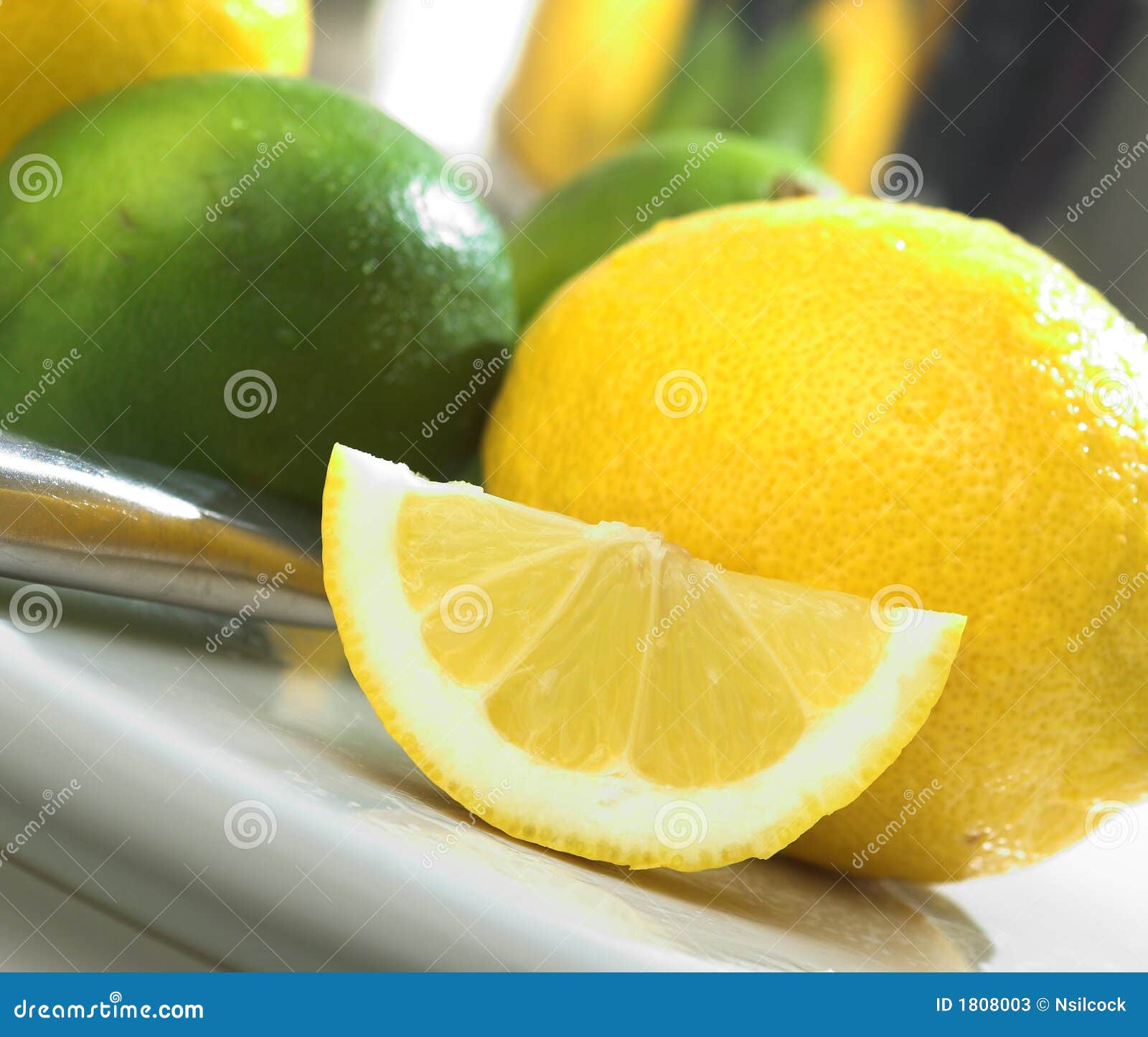 Zitrone-Scheibe stockbild. Bild von tröpfchen, zitrone - 1808003