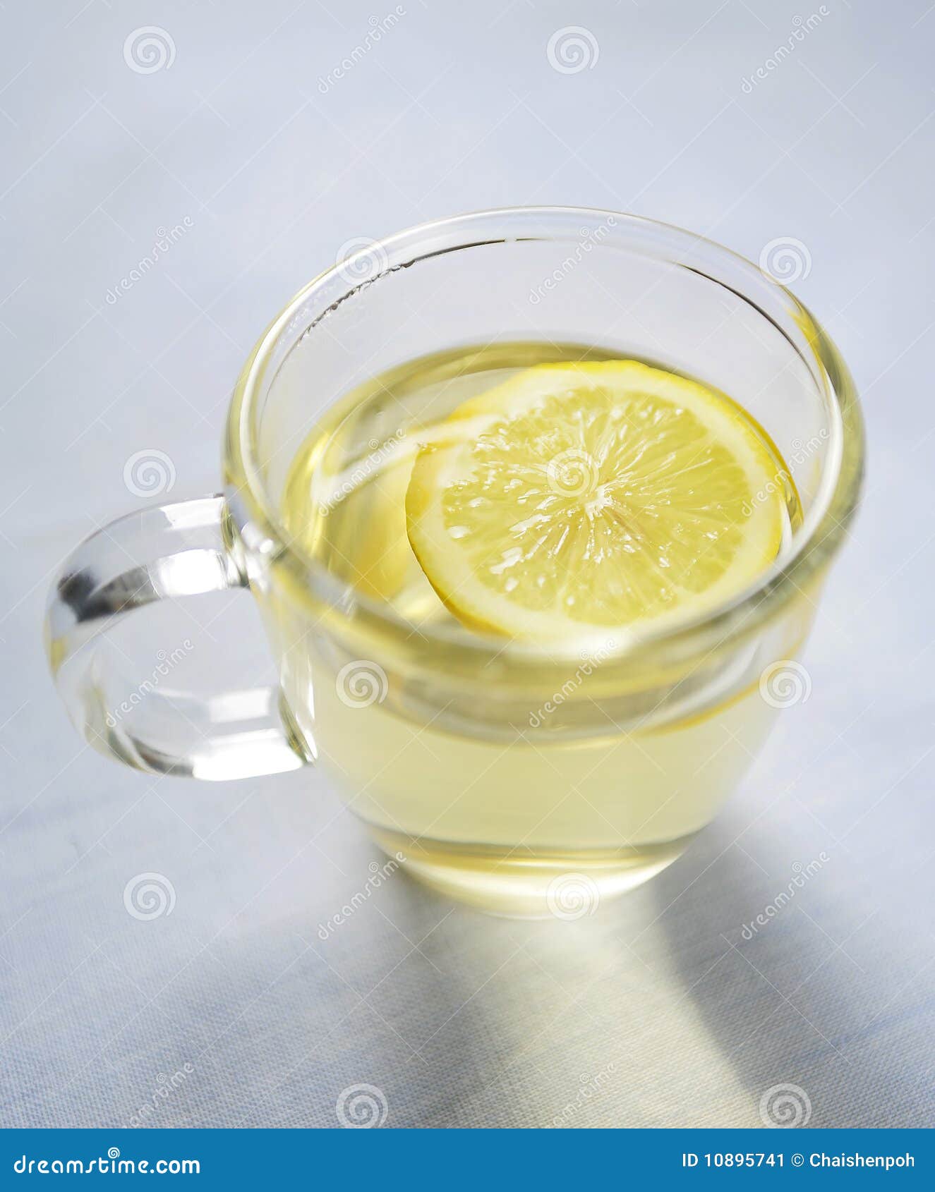 Zitrone-Scheibe im Becher stockbild. Bild von erneuern - 10895741