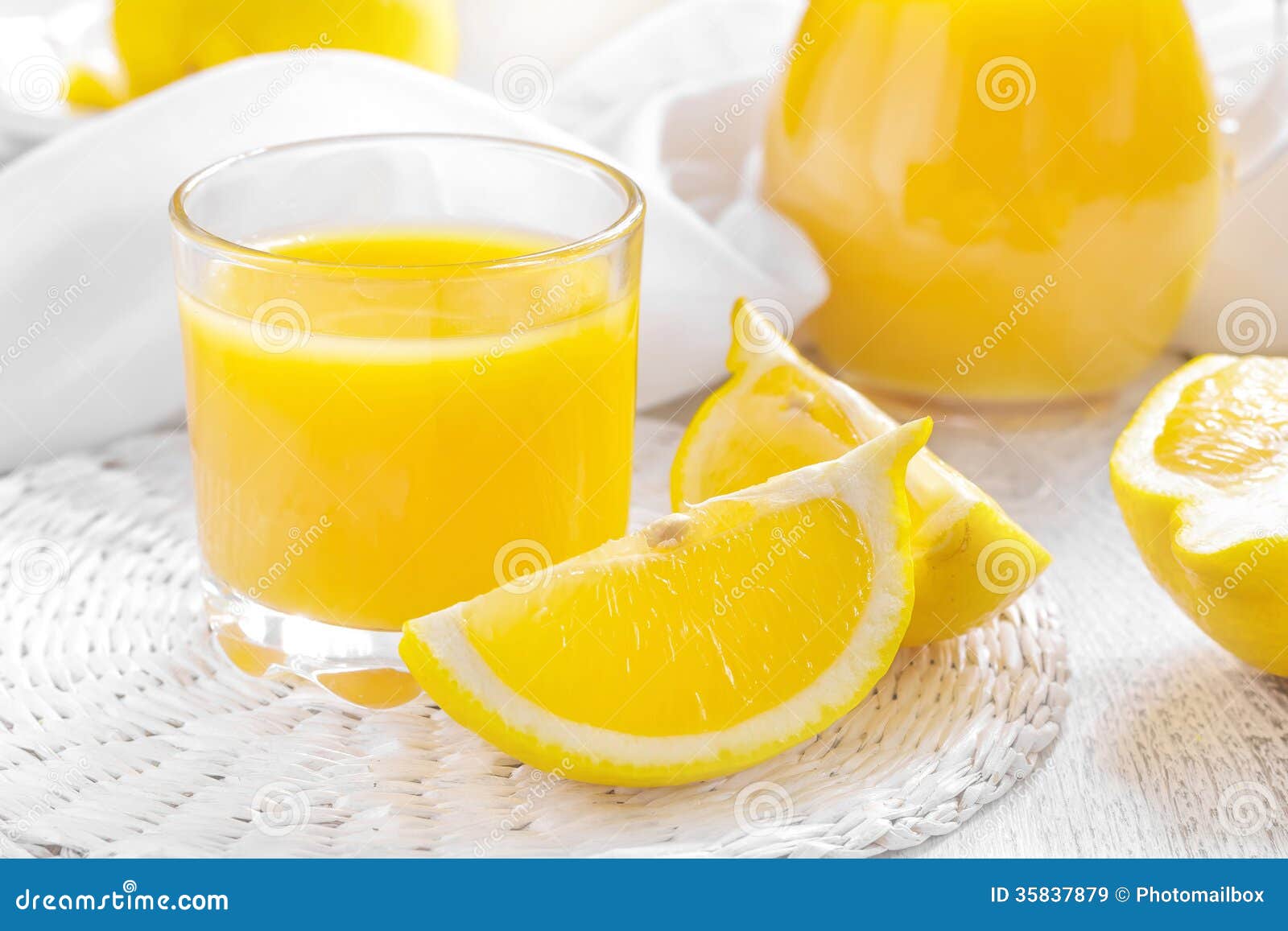 Zitronensaft stockbild. Bild von cocktail, medizin, mittagessen - 35837879