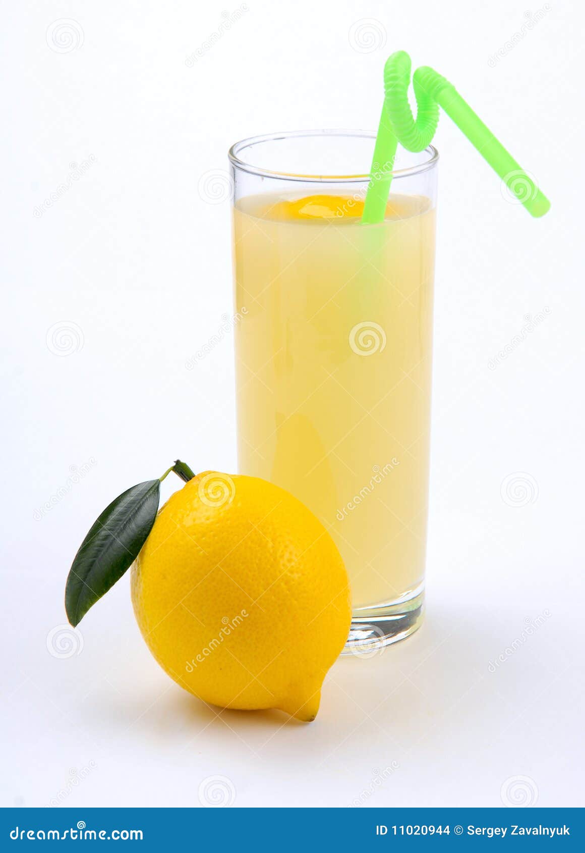 Zitronensaft in Einem Glas Und in Einem Lemo Stockfoto - Bild von ...