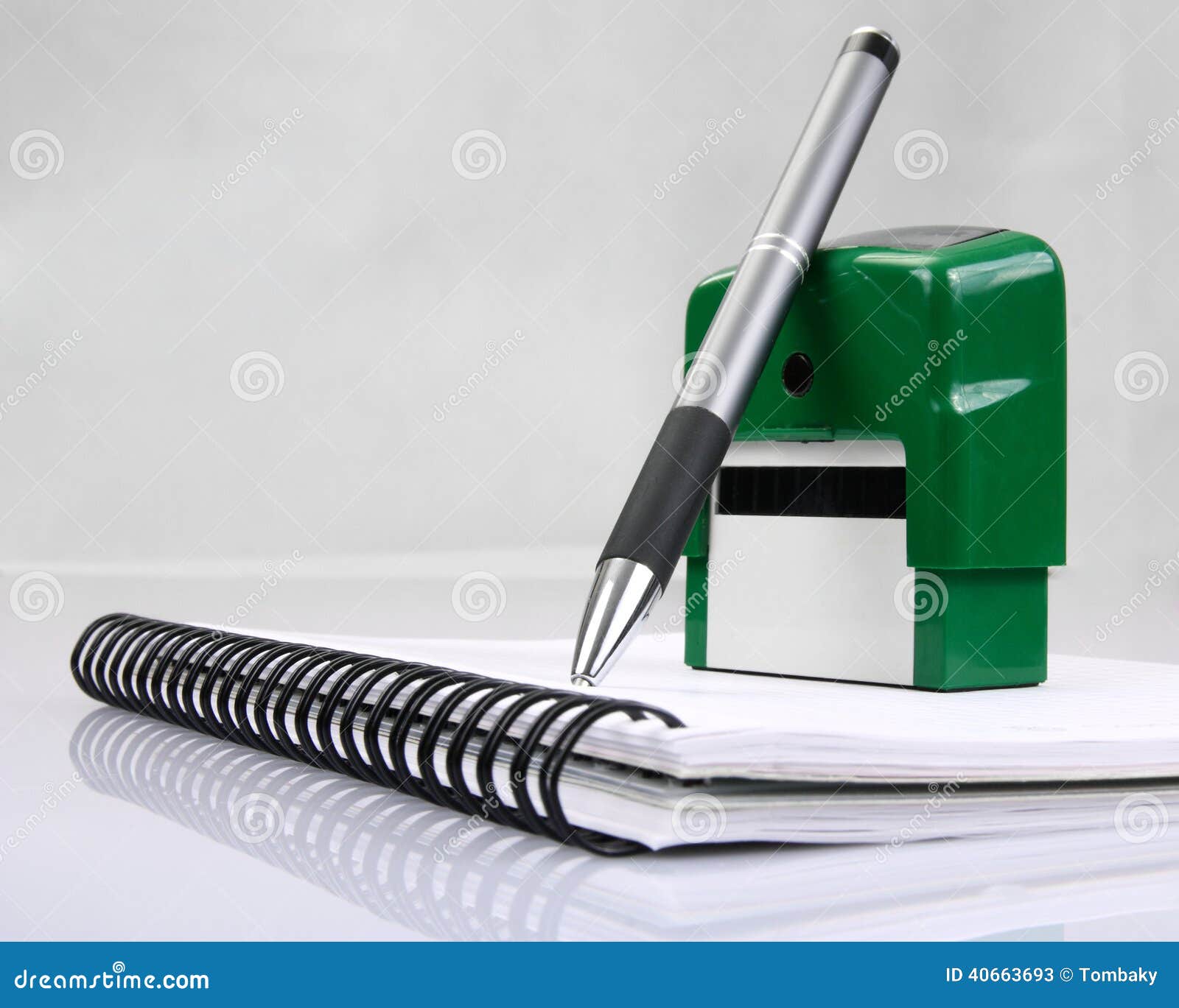 Znaczek, pióro i notatki, obraz stock. Obraz złożonej z notatki - 40663693