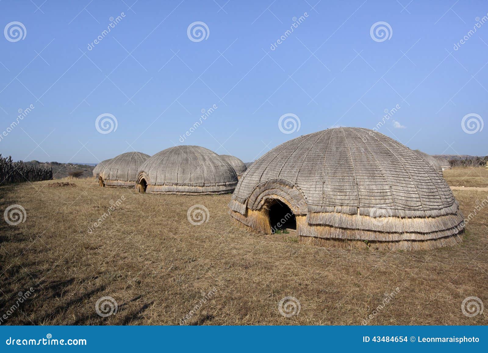 Zoeloes bijenkorfhutten stock foto. Image of gras, bijenkorf - 43484654