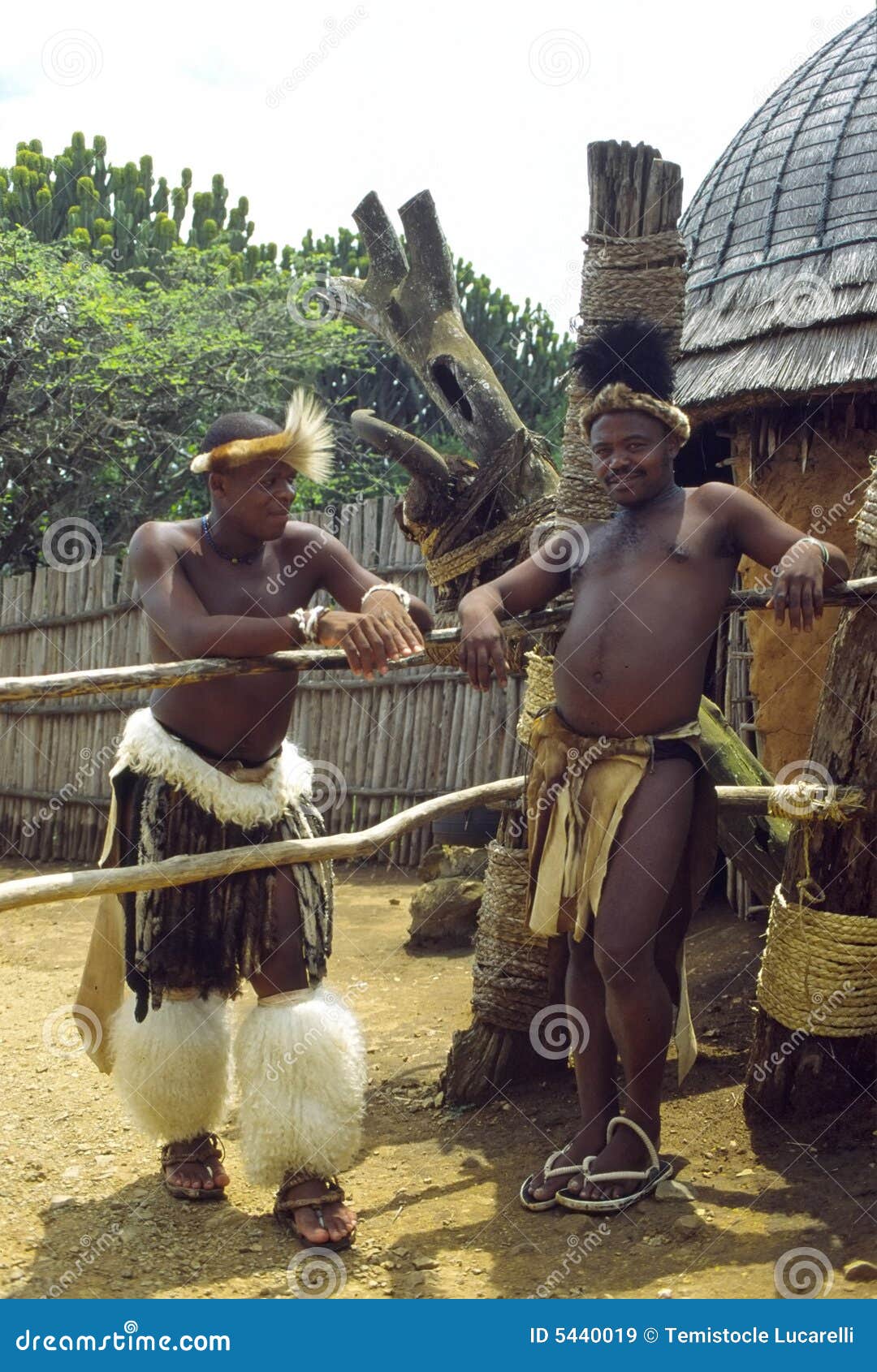 Zoeloes dorpsbewoners redactionele stock afbeelding. Image of afrika ...