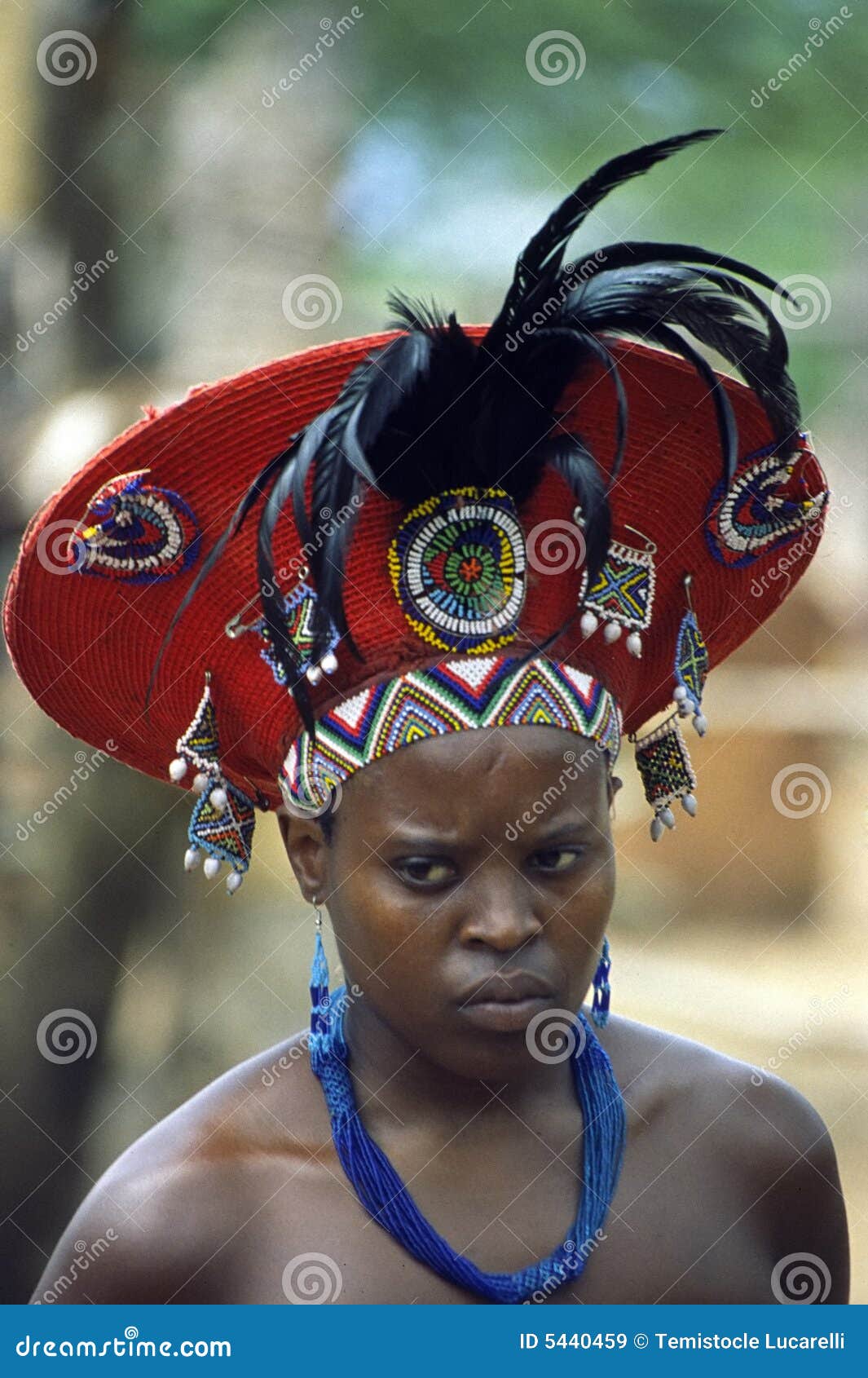 Zoeloes jonge vrouw redactionele stock afbeelding. Image of meisje ...