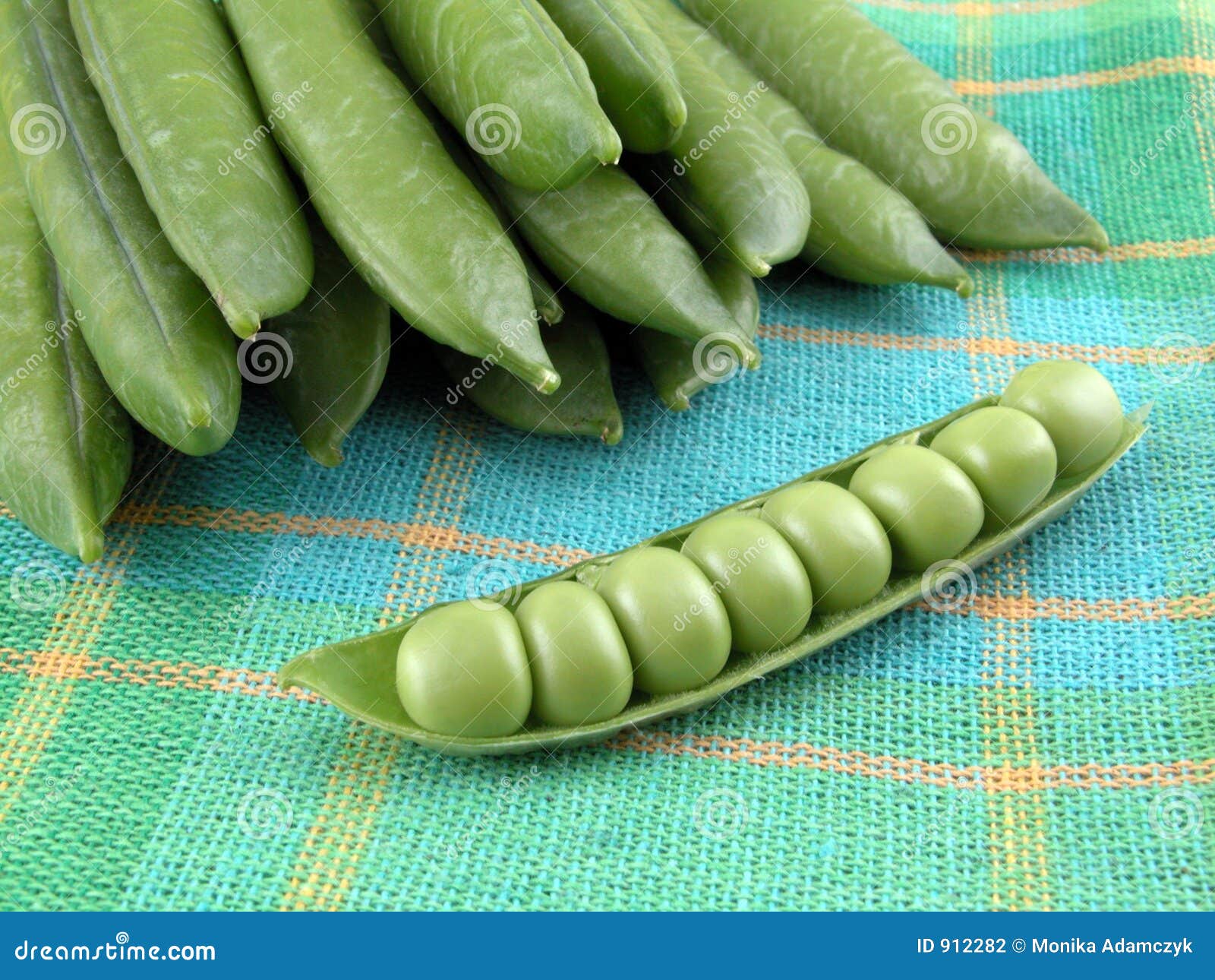Zoete erwt stock foto. Image of peul, groen, groei, voeding - 912282