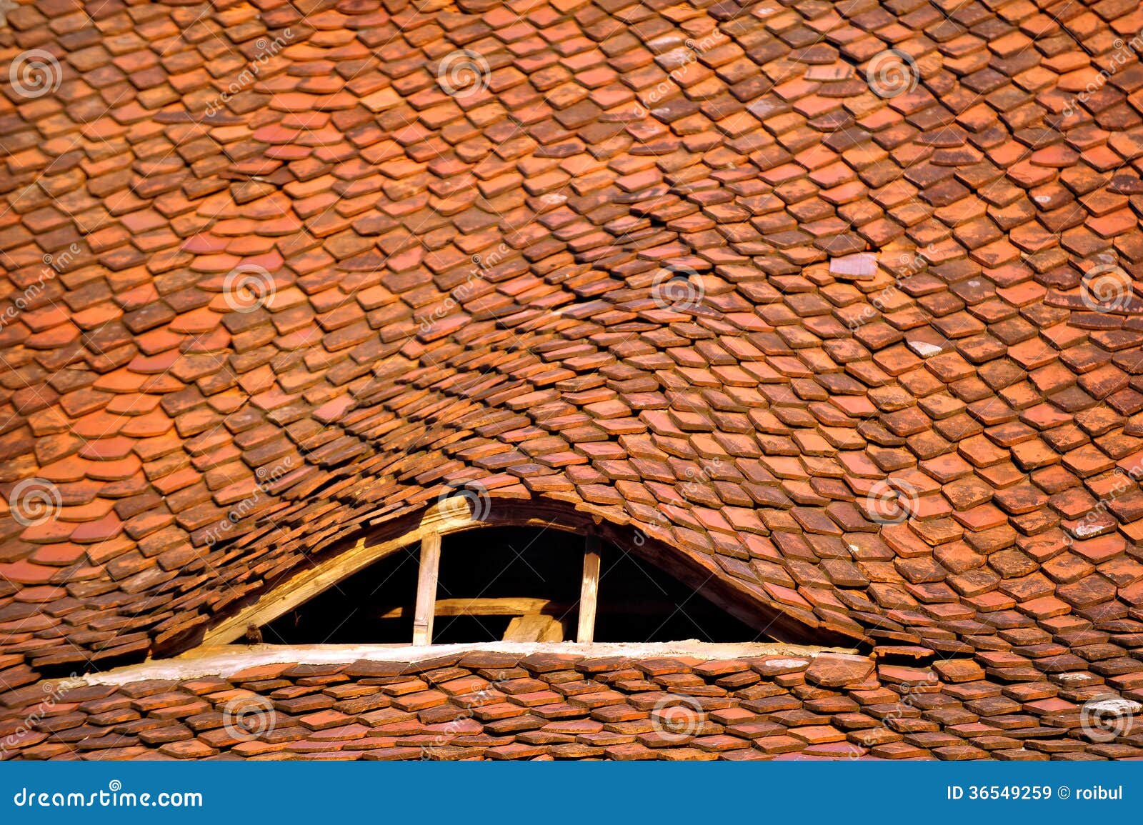 Zoldervenster Van Een Oude Daktegel Stock Afbeelding - Image of patroon ...