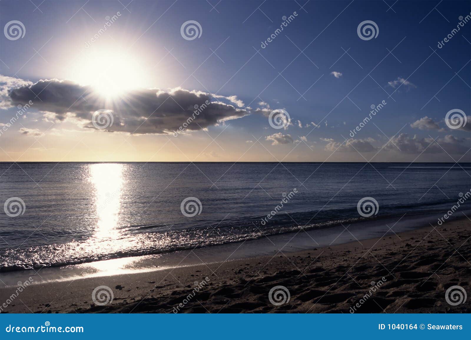 Zon Die in De Keerkringen is Gebarsten Stock Foto - Image of oceaan ...