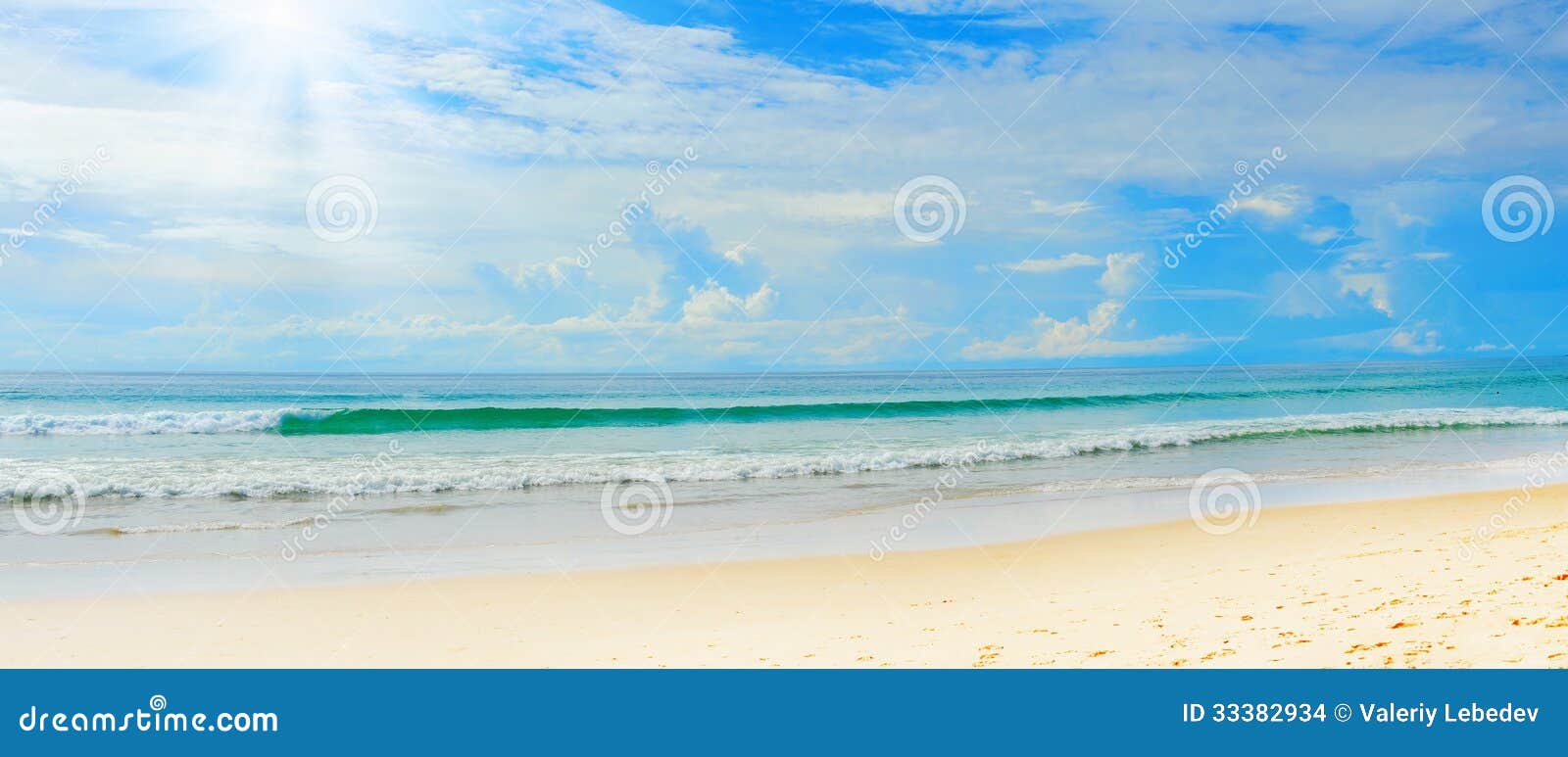 Zonnig Tropisch Strand Op Het Eiland Stock Foto - Image of nave ...