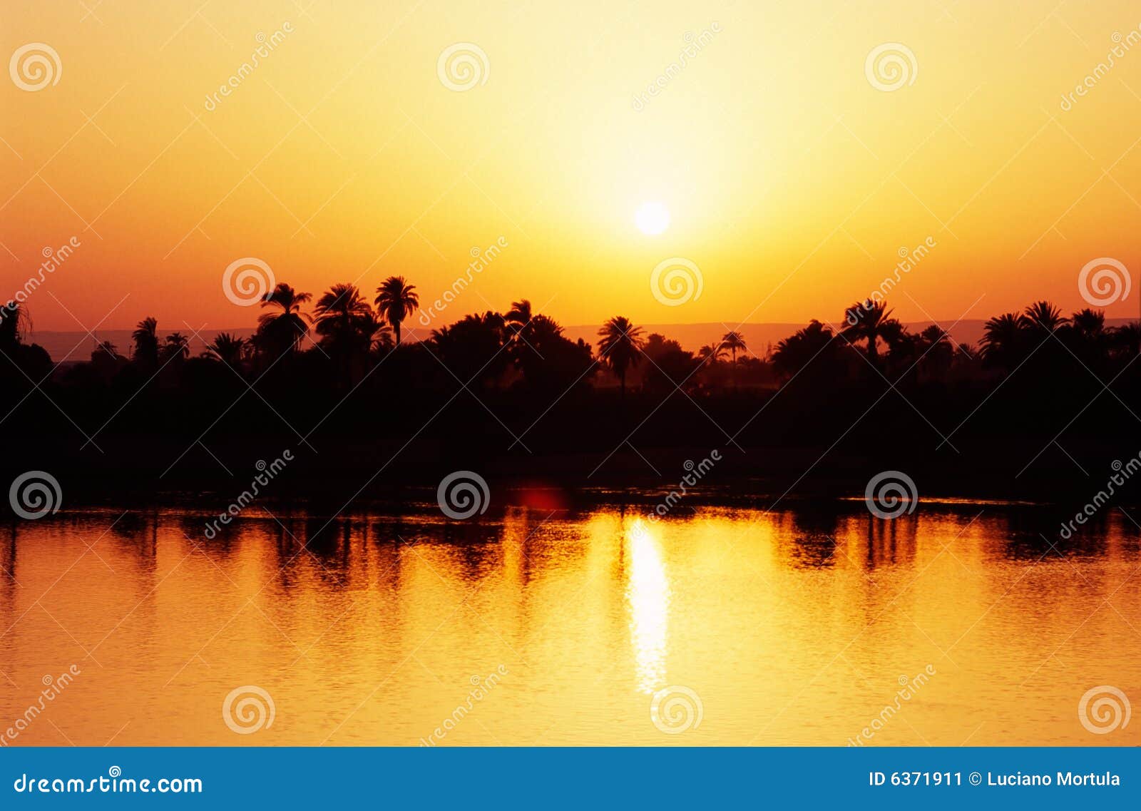 Zonsondergang Op De Rivier Van Nijl, Egypte. Stock Afbeelding - Image ...