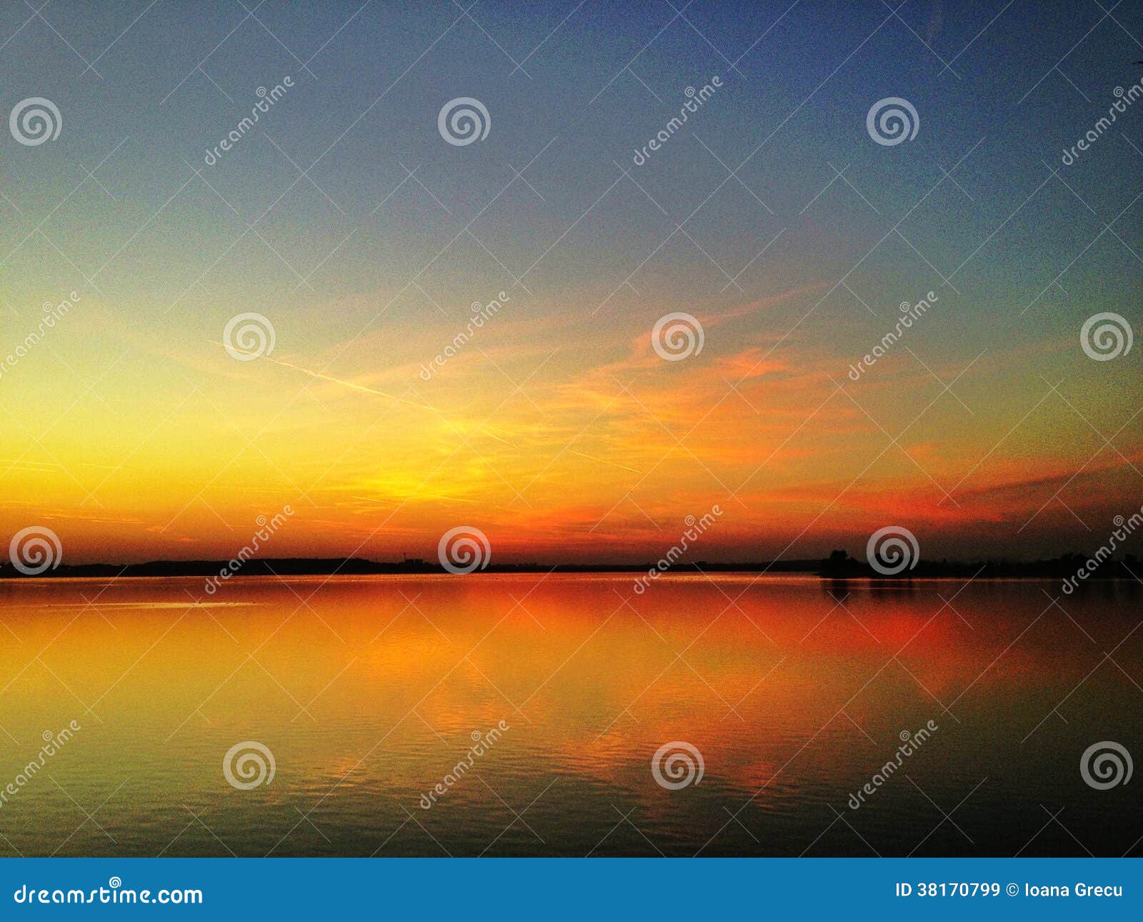 Zonsondergang over meer stock afbeelding. Image of rood - 38170799
