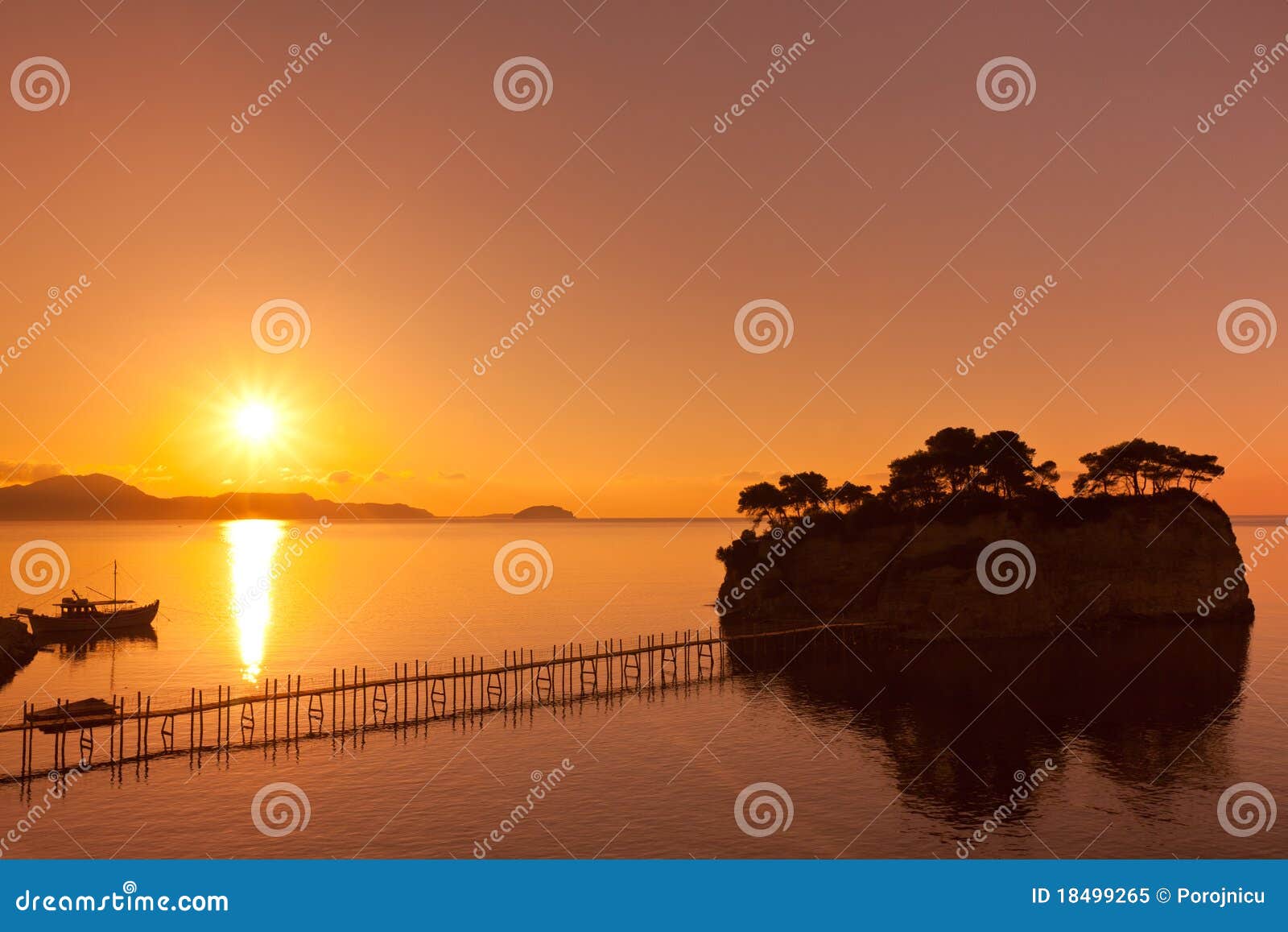 Zonsopgang op zee stock afbeelding. Image of silhouet - 18499265