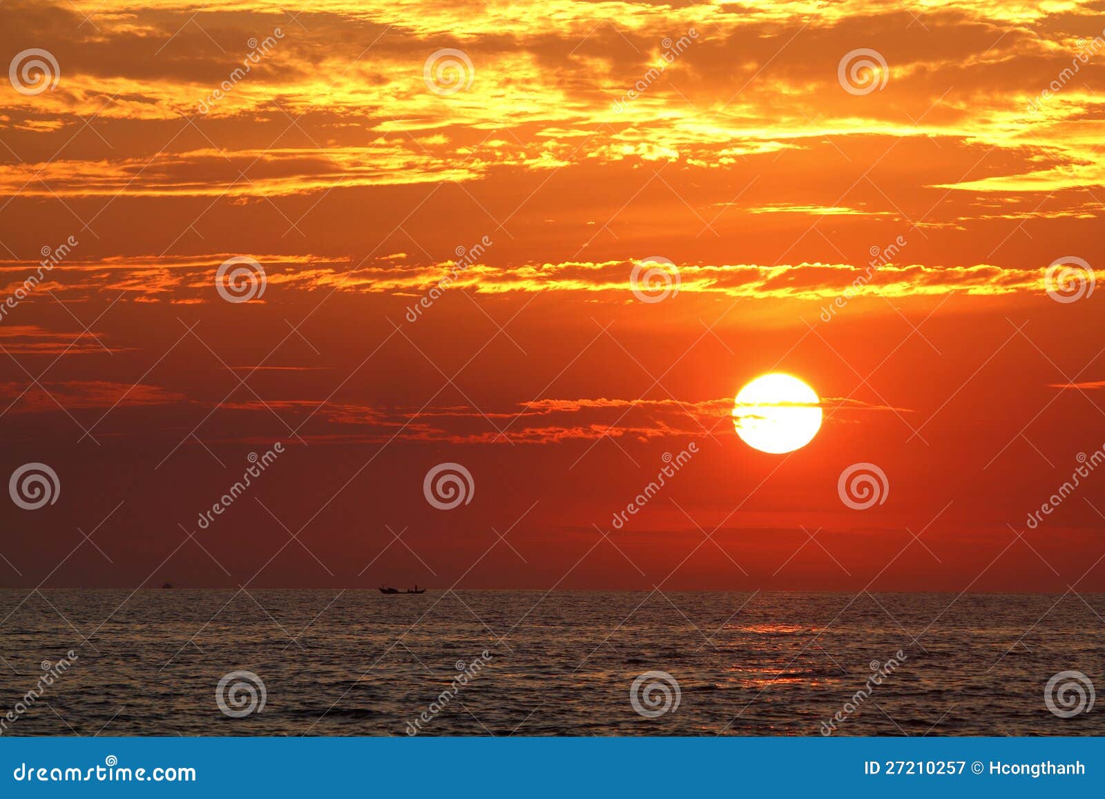 Zonsopgang op zee stock afbeelding. Image of zonsopgang - 27210257