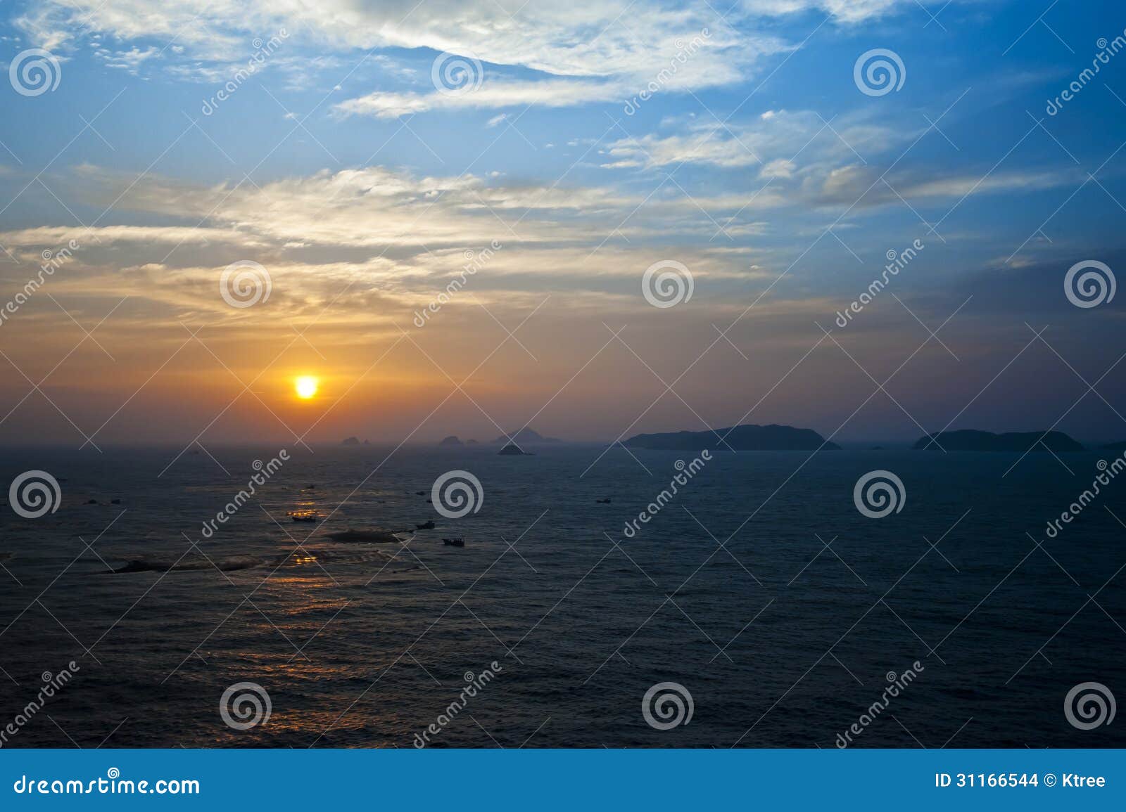Zonsopgang op zee stock foto. Image of zomer, stil, bezinning - 31166544