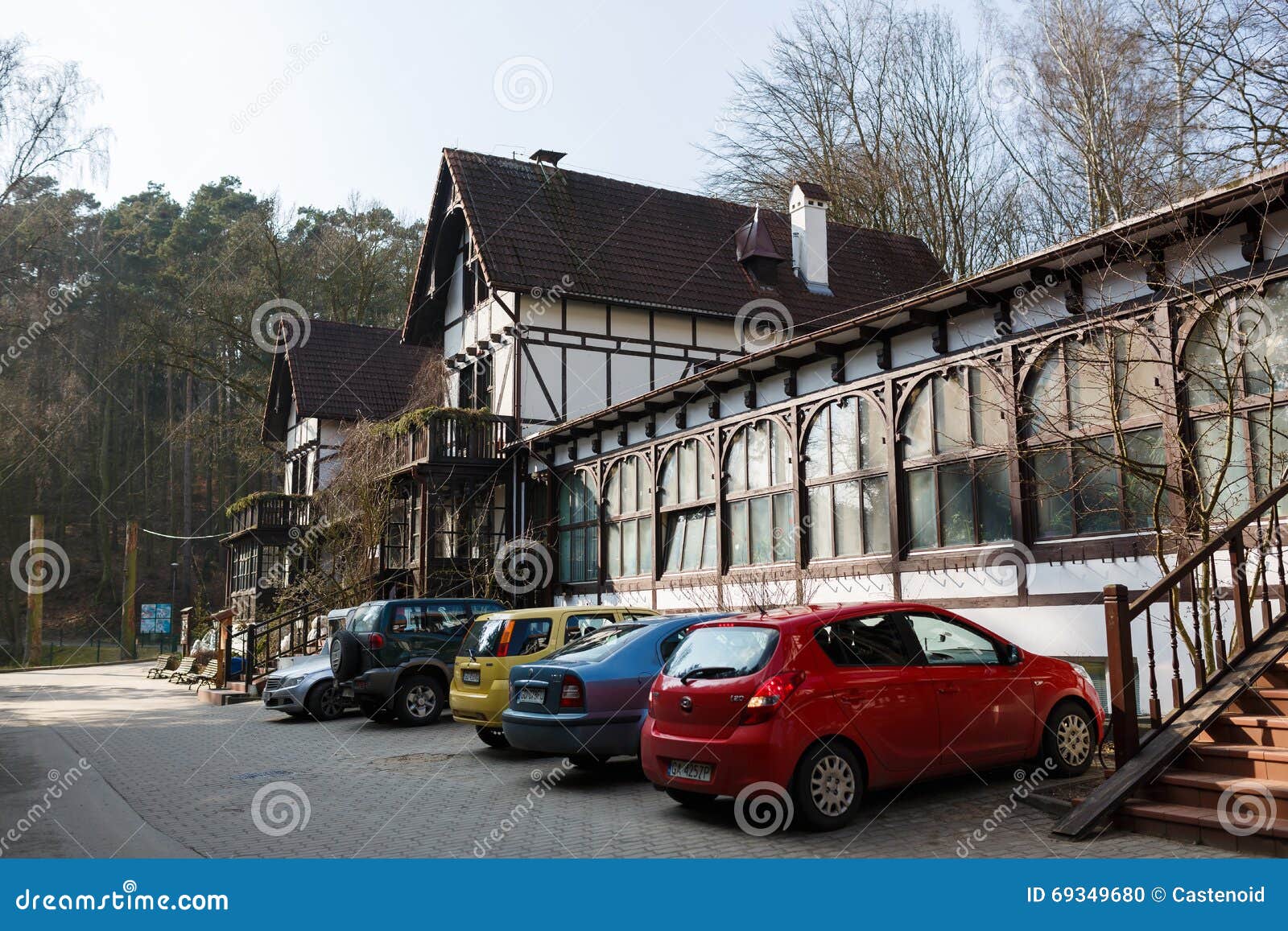 Zoo Administration Building Editorial Image - Image of sunlight, town ...