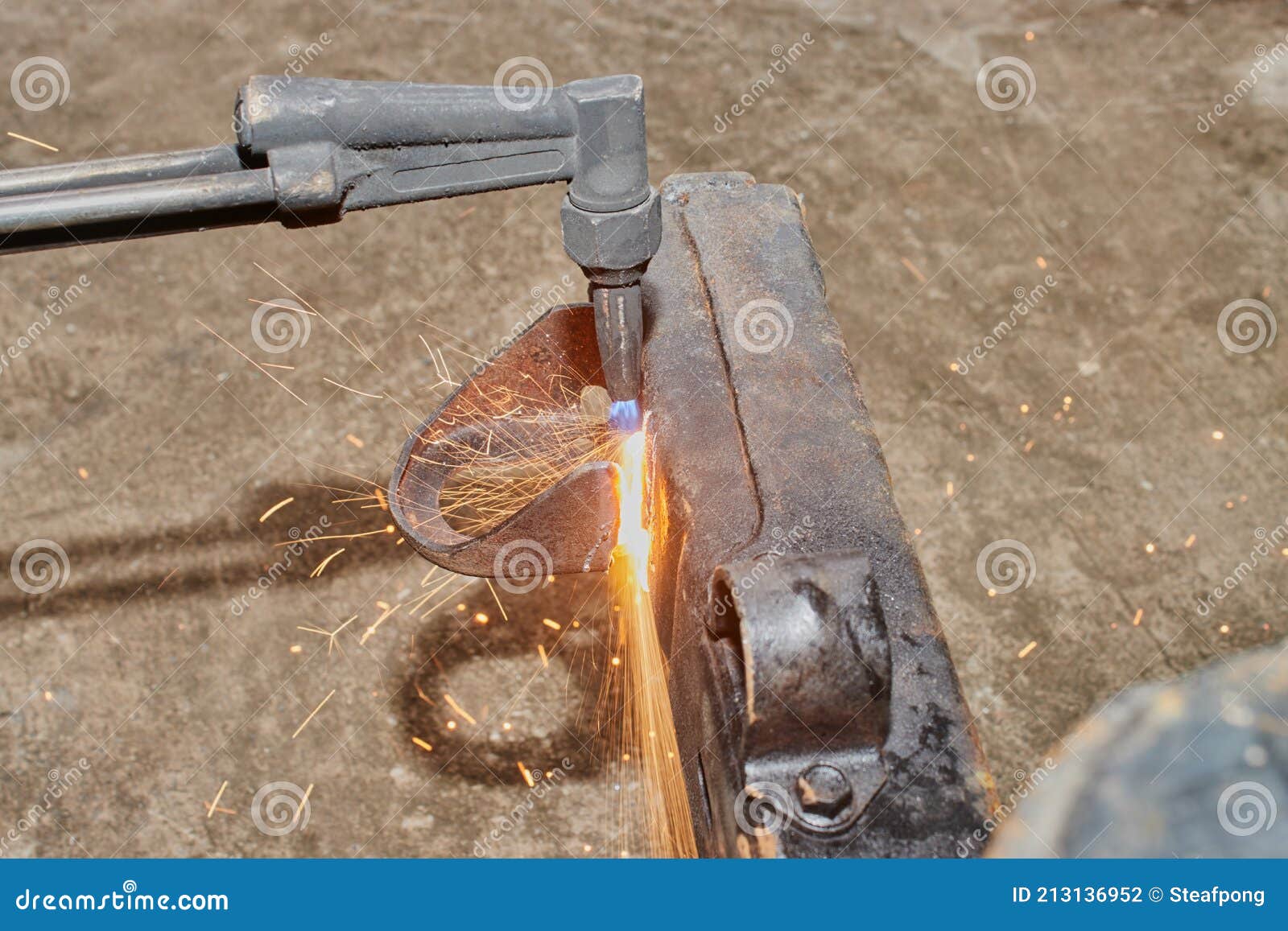 Zoom View Oxygen Acetylene Torch Cutting Car Part with Small Sparkle ...