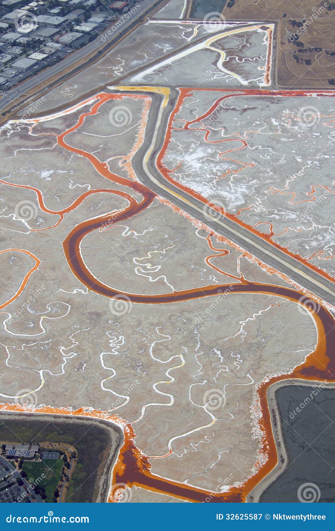 Zoute verdampingsvijvers stock afbeelding. Image of pekel - 32625587