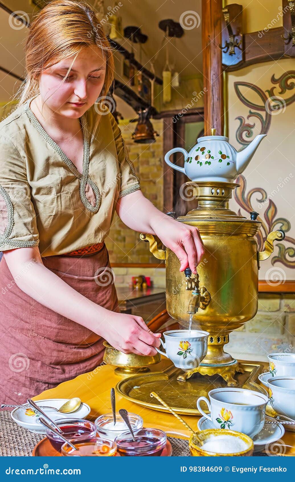 Zu Tee Vom Russischen Samowar Trinken Redaktionelles Stockbild - Bild ...