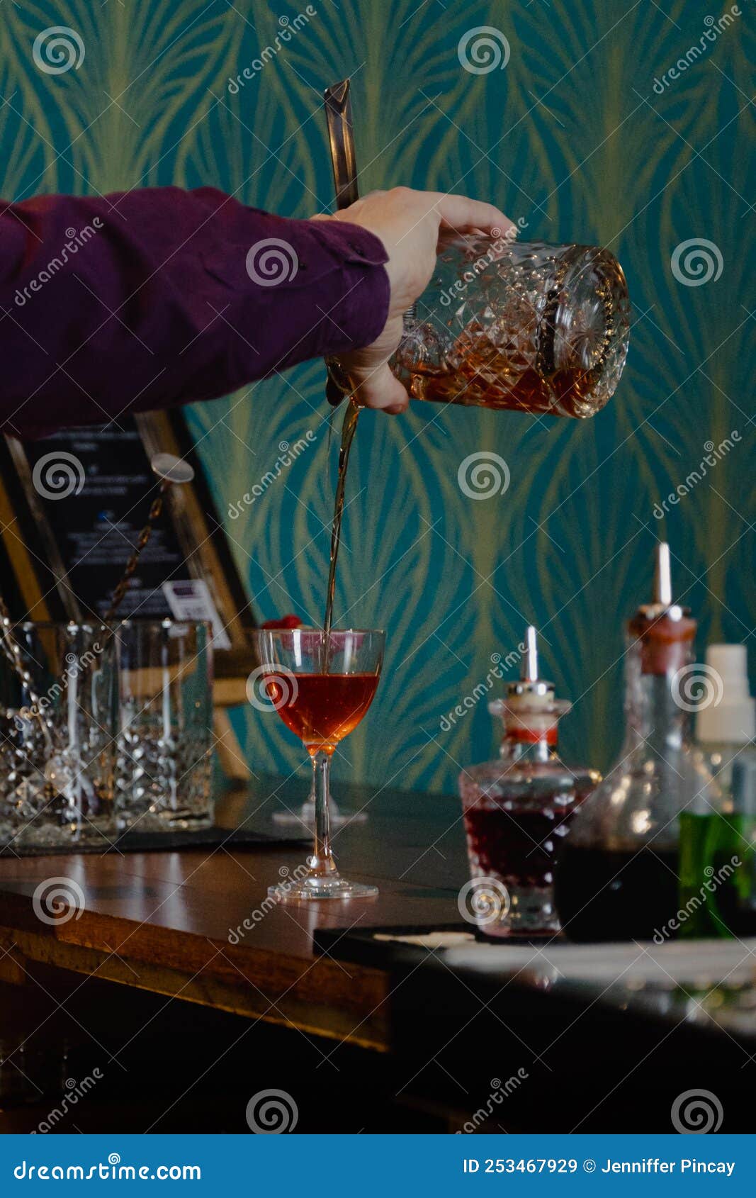 Zubereitung Eines Cocktails Durch Einen Barmann Stockbild - Bild von ...