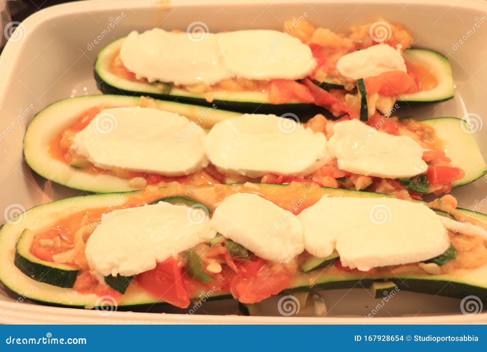 Zucchini relleno con queso foto de archivo. Imagen de vegetariano ...