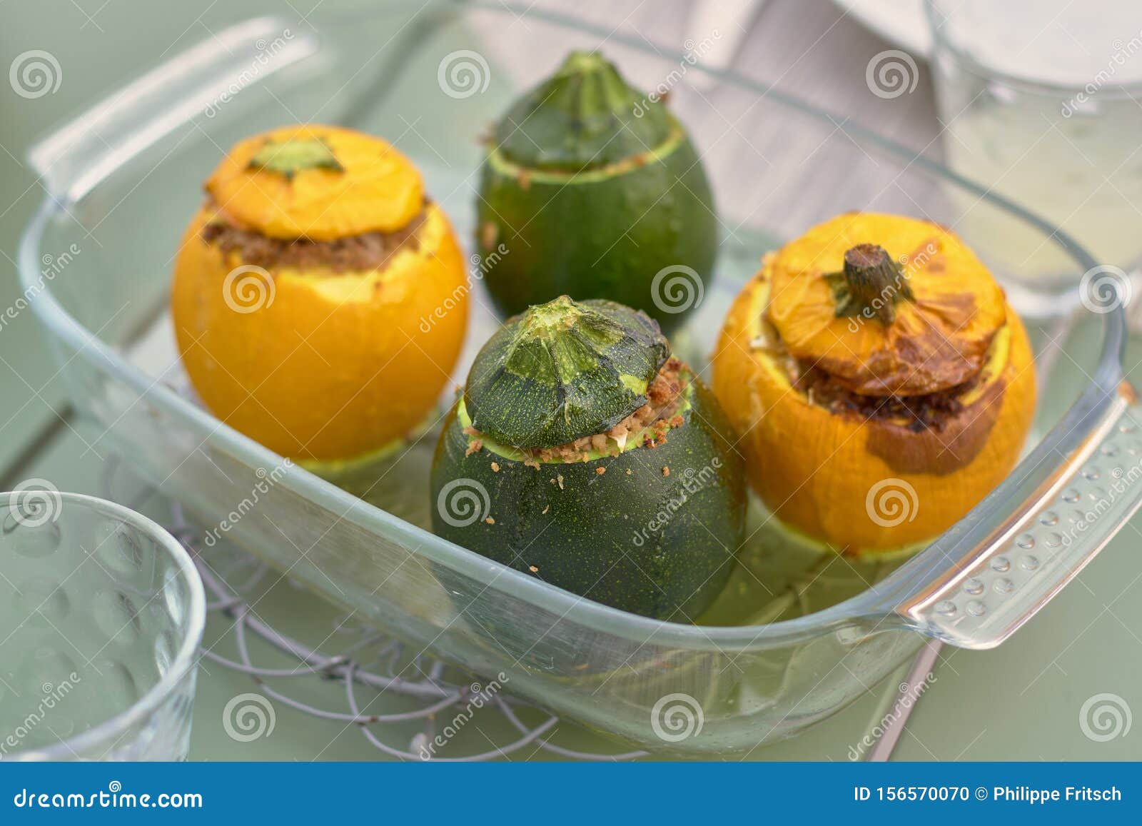Zucchini Vert Et Jaune Farci De Viande Sur Une Table Verte Photo stock ...