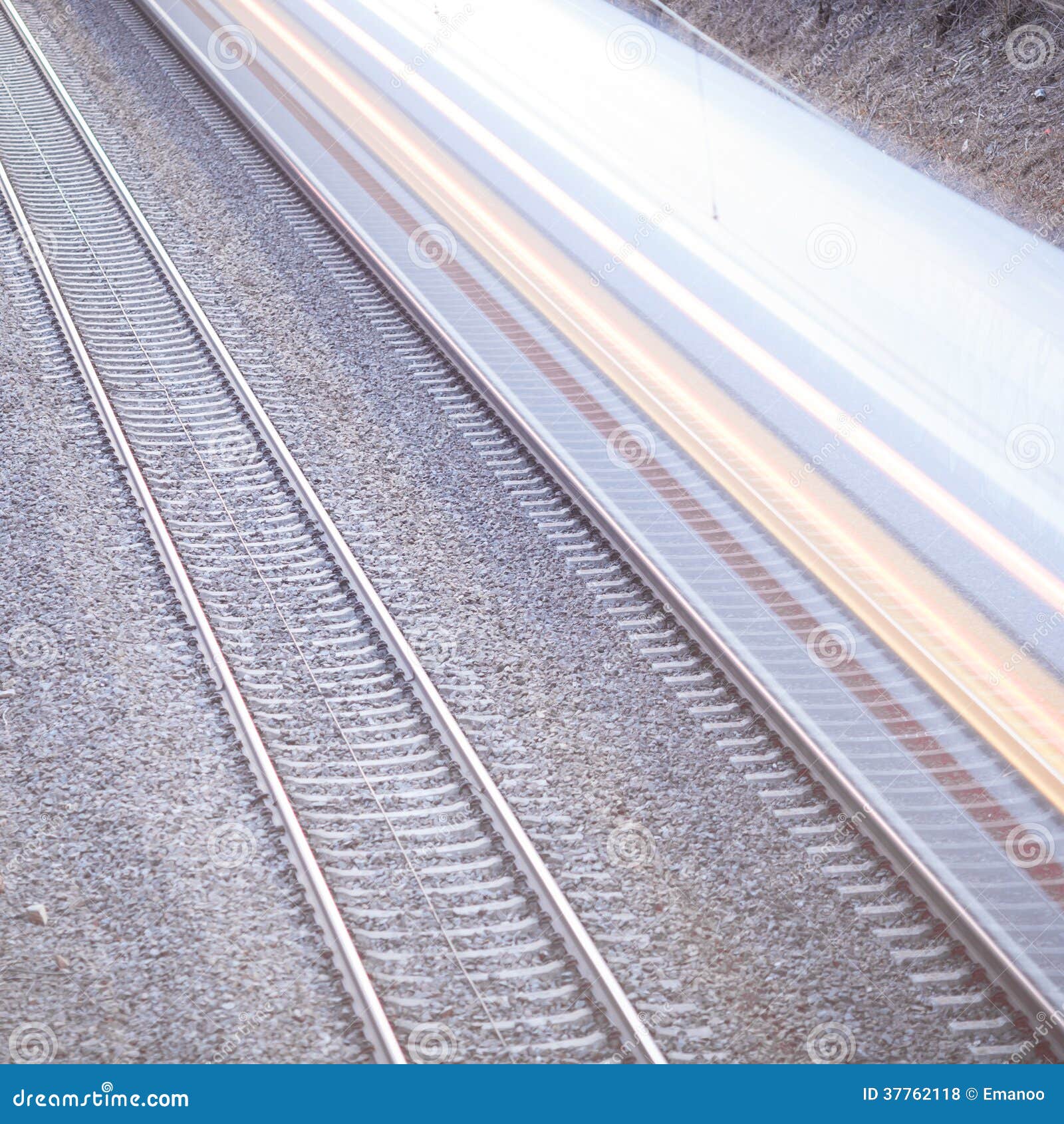 Zug Mit Bewegung Auf Schienen Stockfoto - Bild von drehzahl, schiene ...