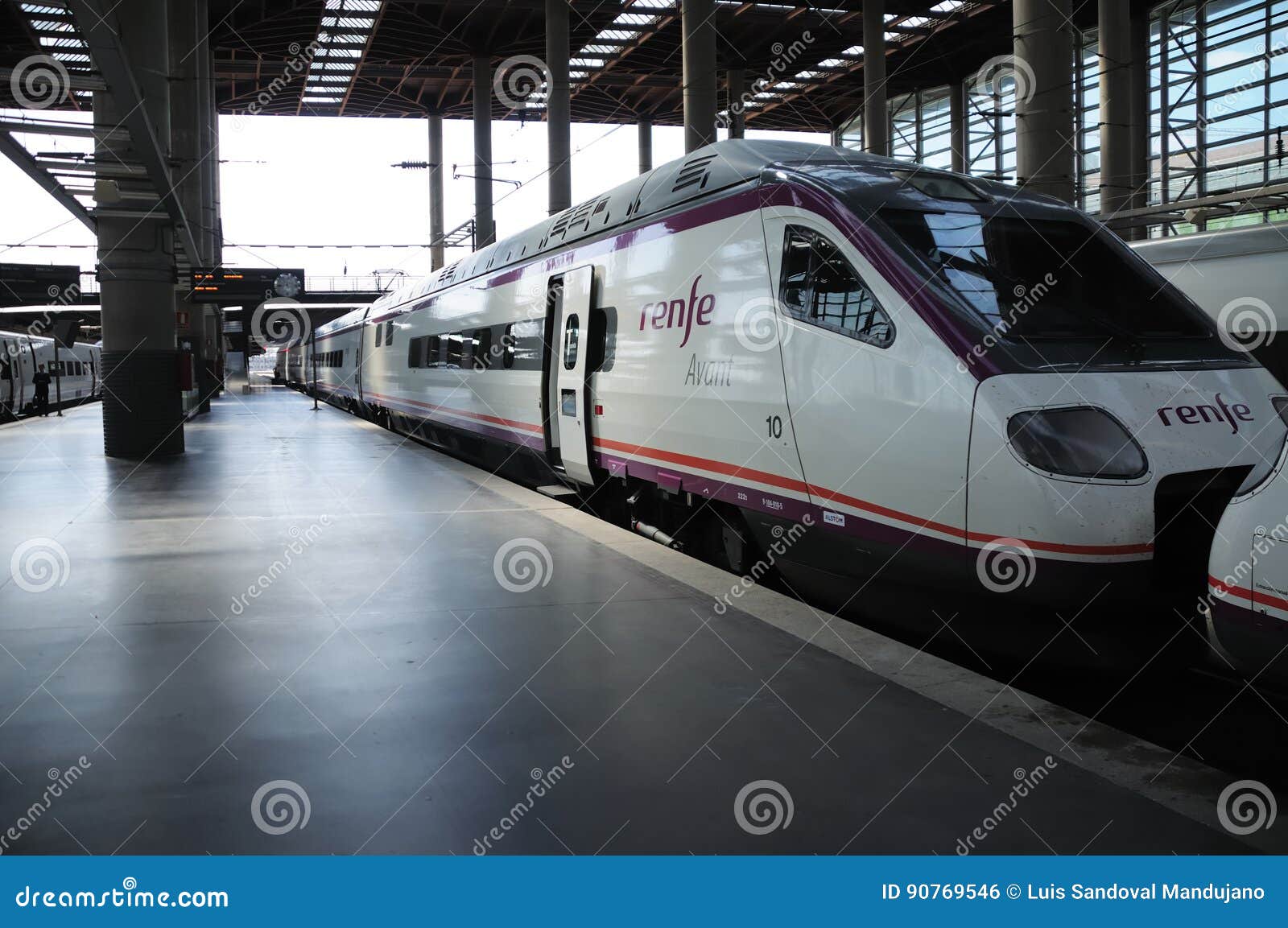 Zug Renfe Avant - Madrid redaktionelles foto. Bild von fahrzeug - 90769546