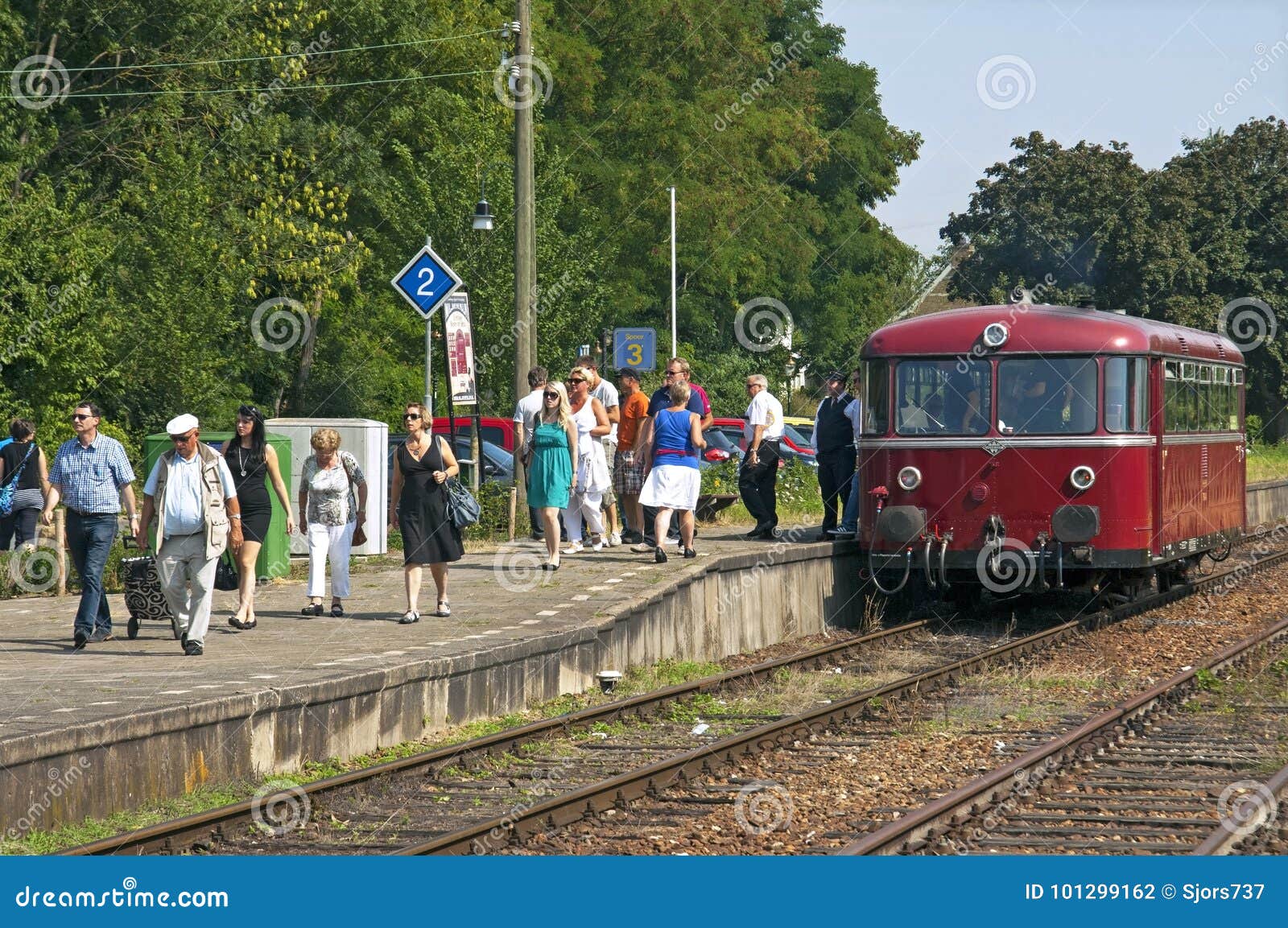 Zugpassagiere Lassen Den Zug am Bahnhof Redaktionelles Stockfotografie ...