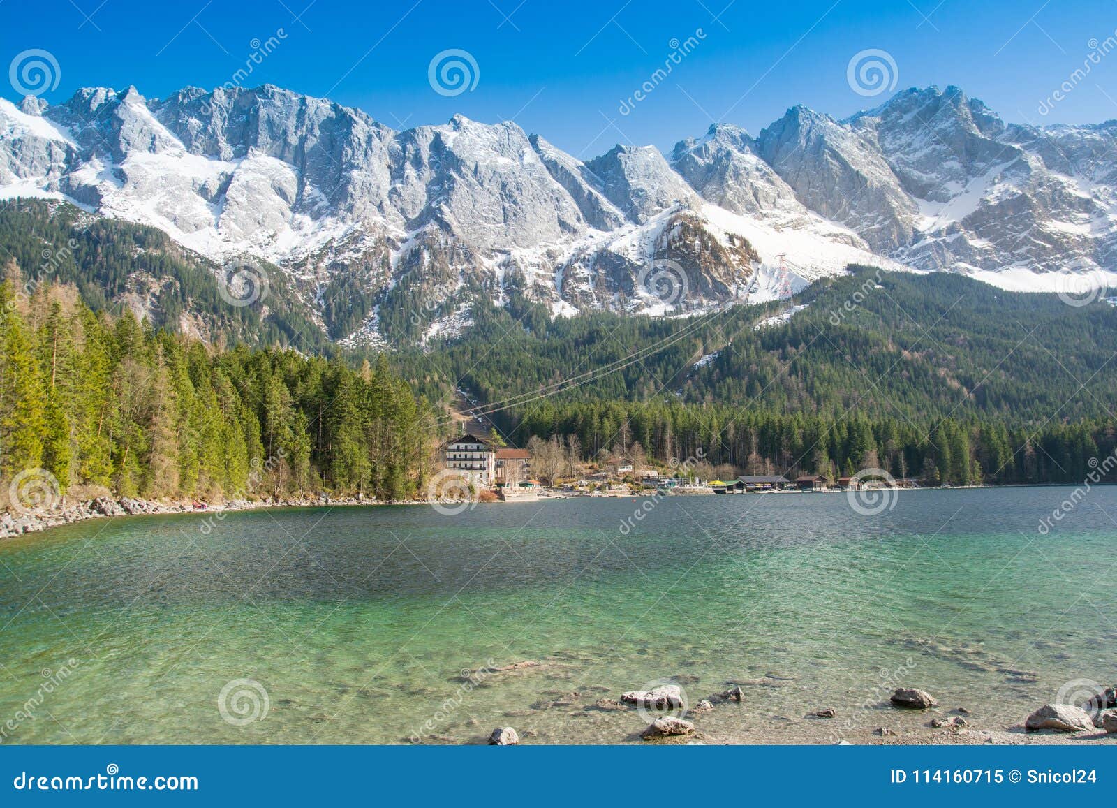 Zugspitze e lago Eibsee immagine stock. Immagine di trekking - 114160715