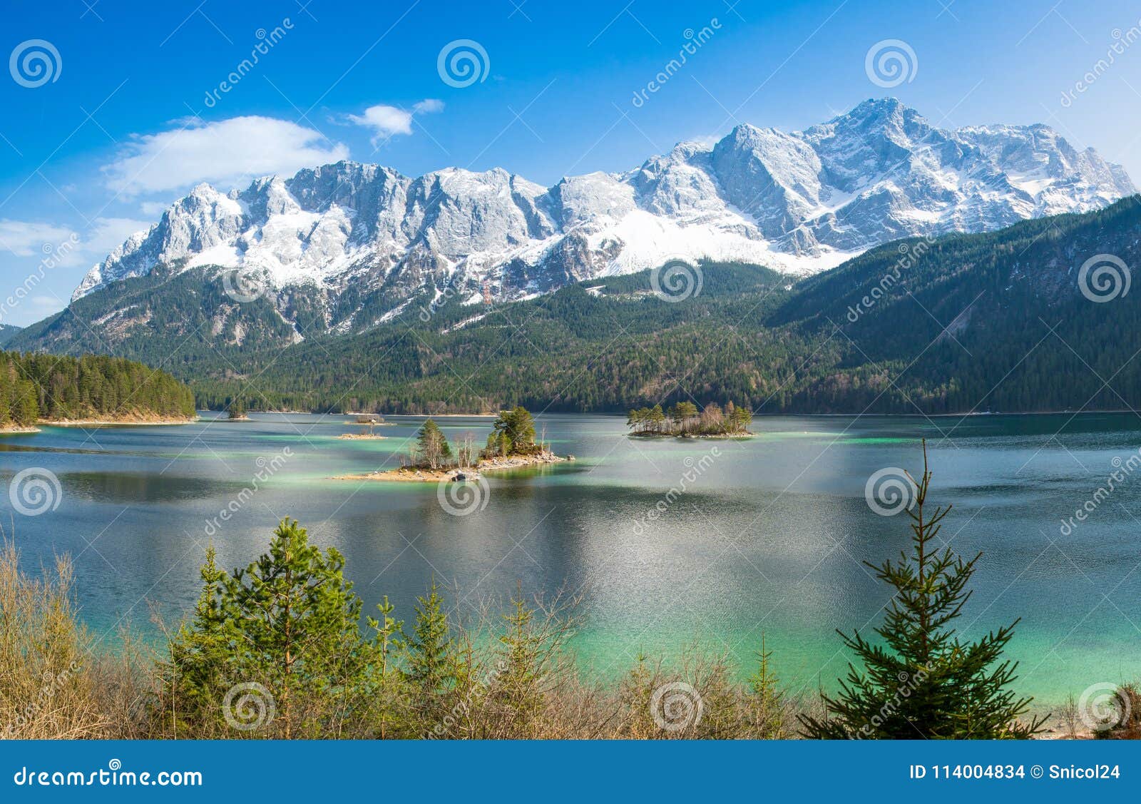 Zugspitze y lago Eibsee foto de archivo. Imagen de invierno - 114004834