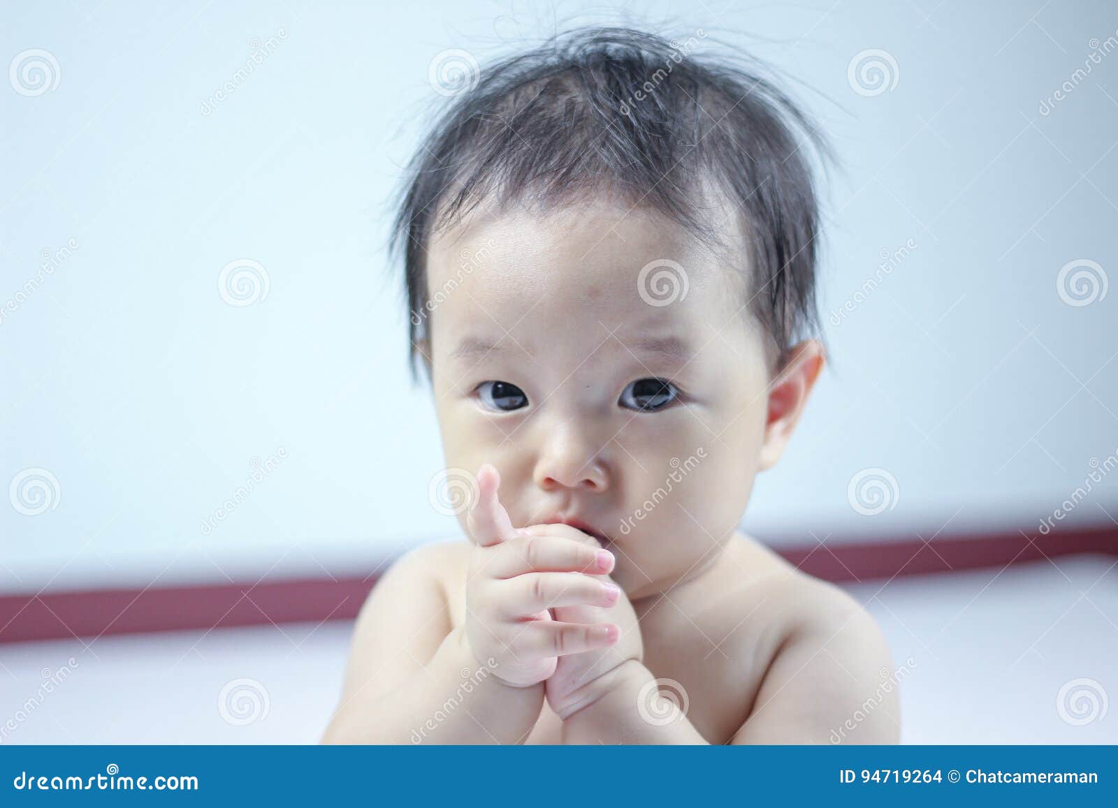 Zuigende baby in ruimte stock foto. Image of zuig, meisje - 94719264