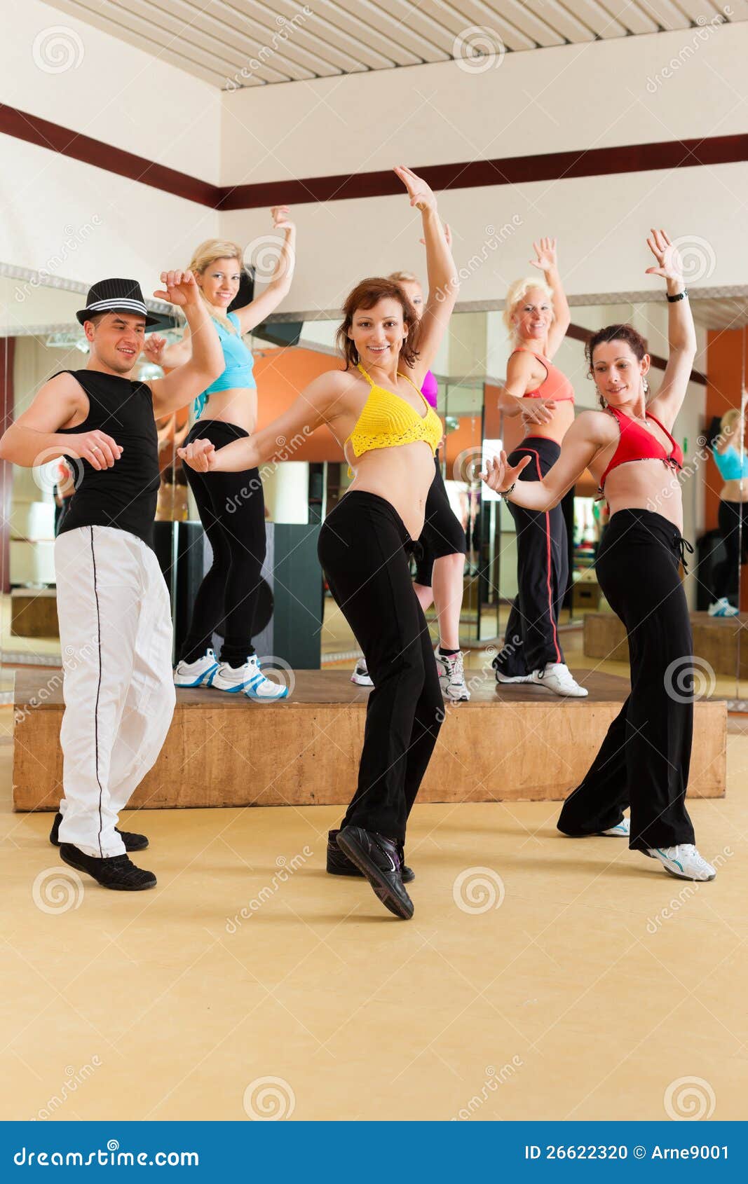 Zumba of Jazzdance - Mensen Die in Studio Dansen Stock Foto - Image of ...