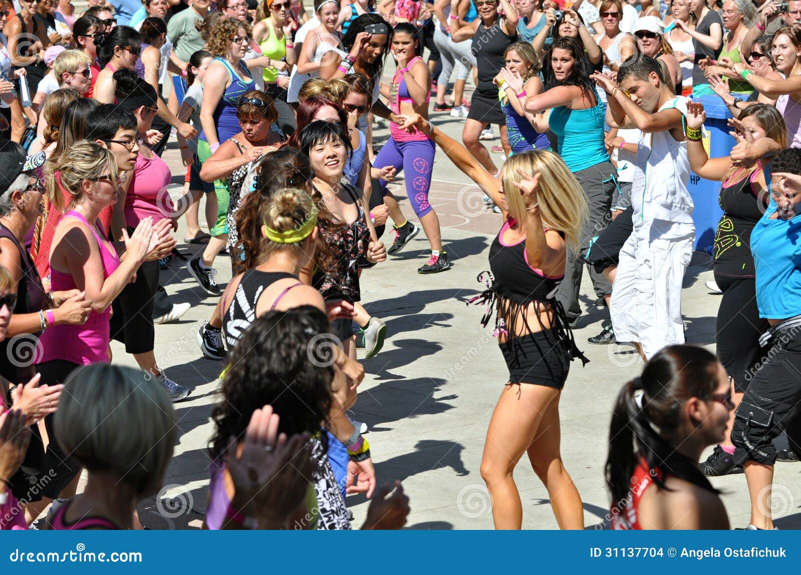 Zumbaing People editorial stock image. Image of aerobics - 31137704